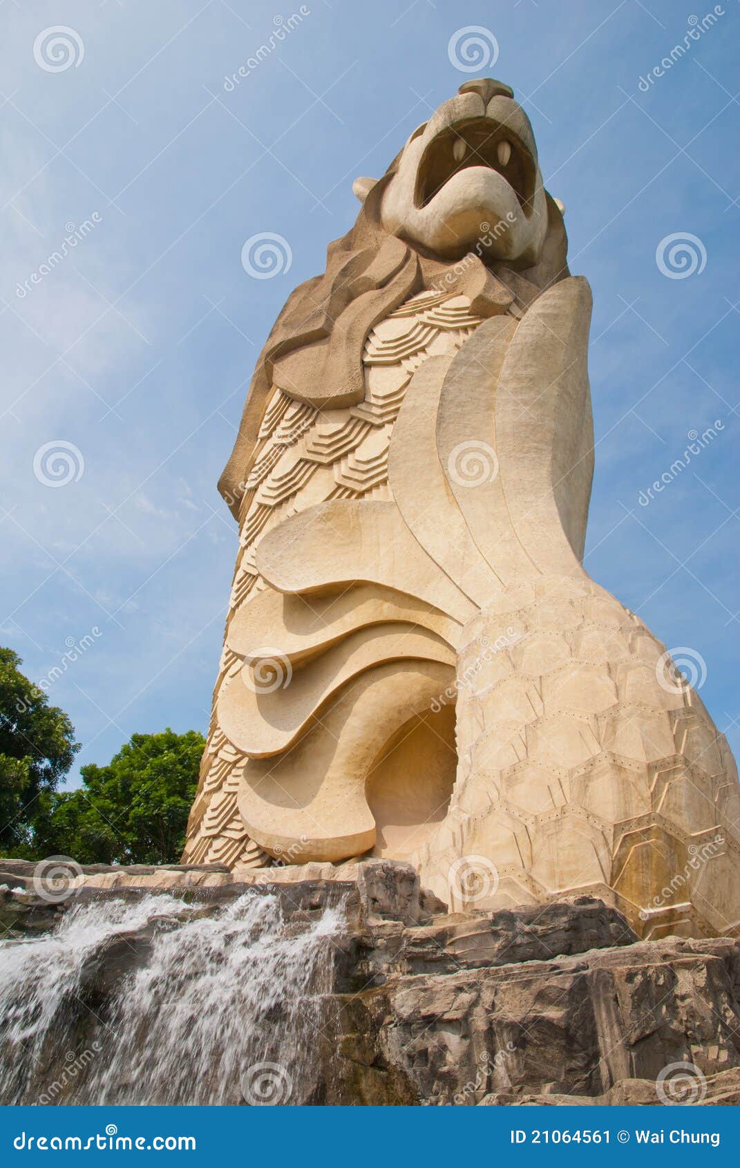 Gigantic Merlion statue editorial photo. Image of landmark - 21064561