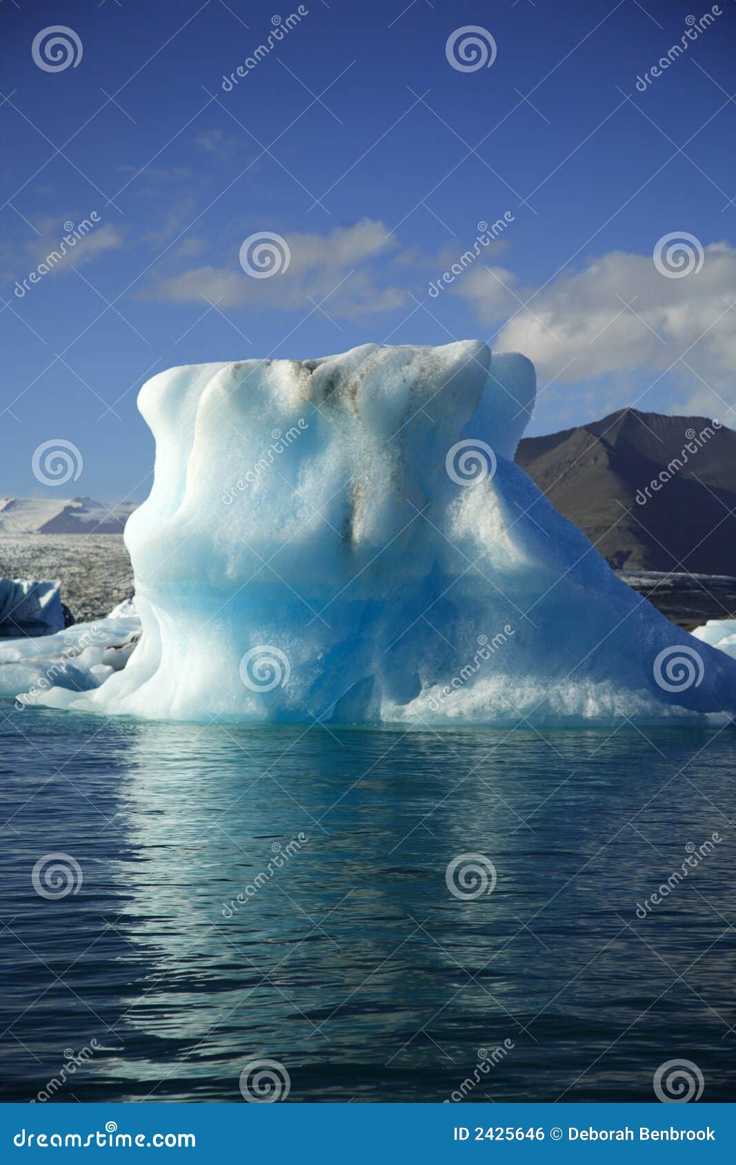 Gigantische ijsberg stock foto. Image of ijsberg, globaal - 2425646