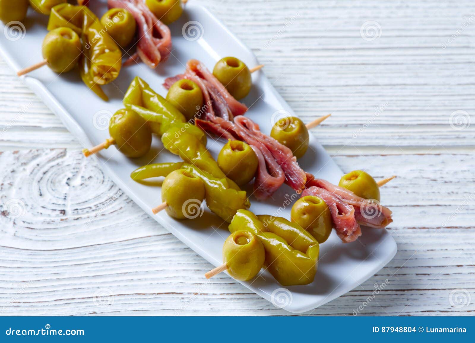 Gilda-pinchos Mit Oliven Und Sardellen Tapas Stockfoto - Bild von farbe ...