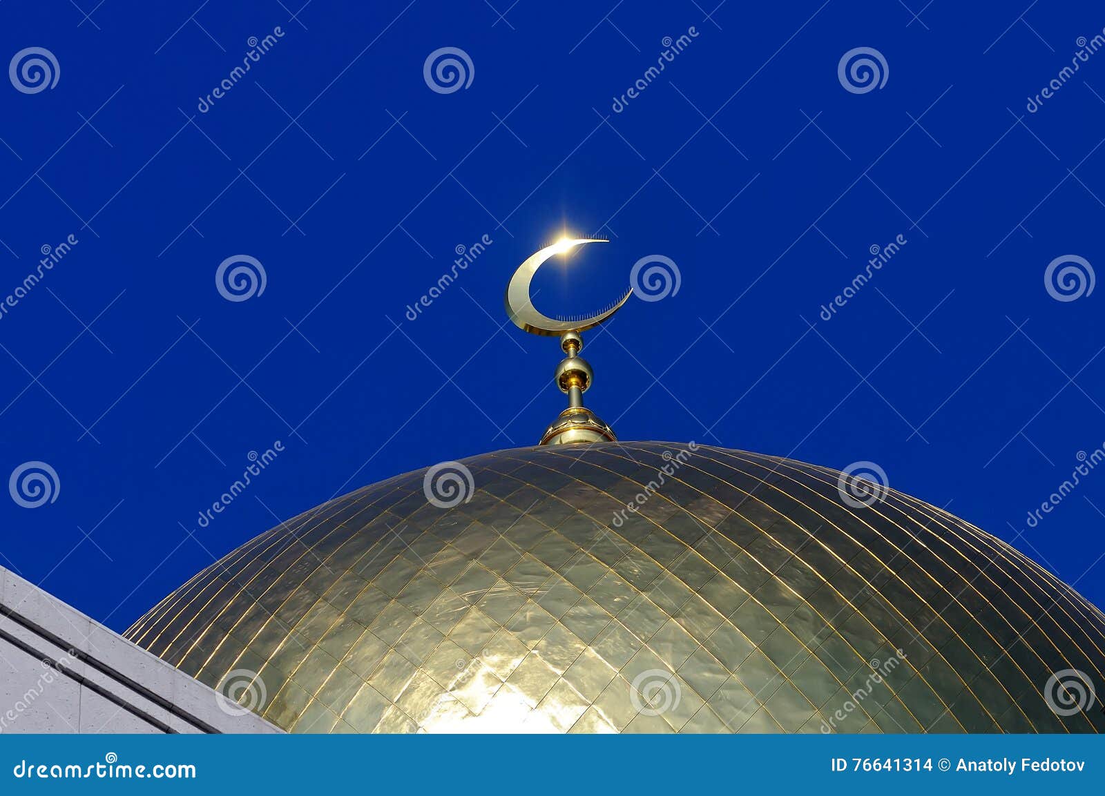 Gilded Dome Crescent Moon Muslim Mosque Stock Photos - Free & Royalty ...