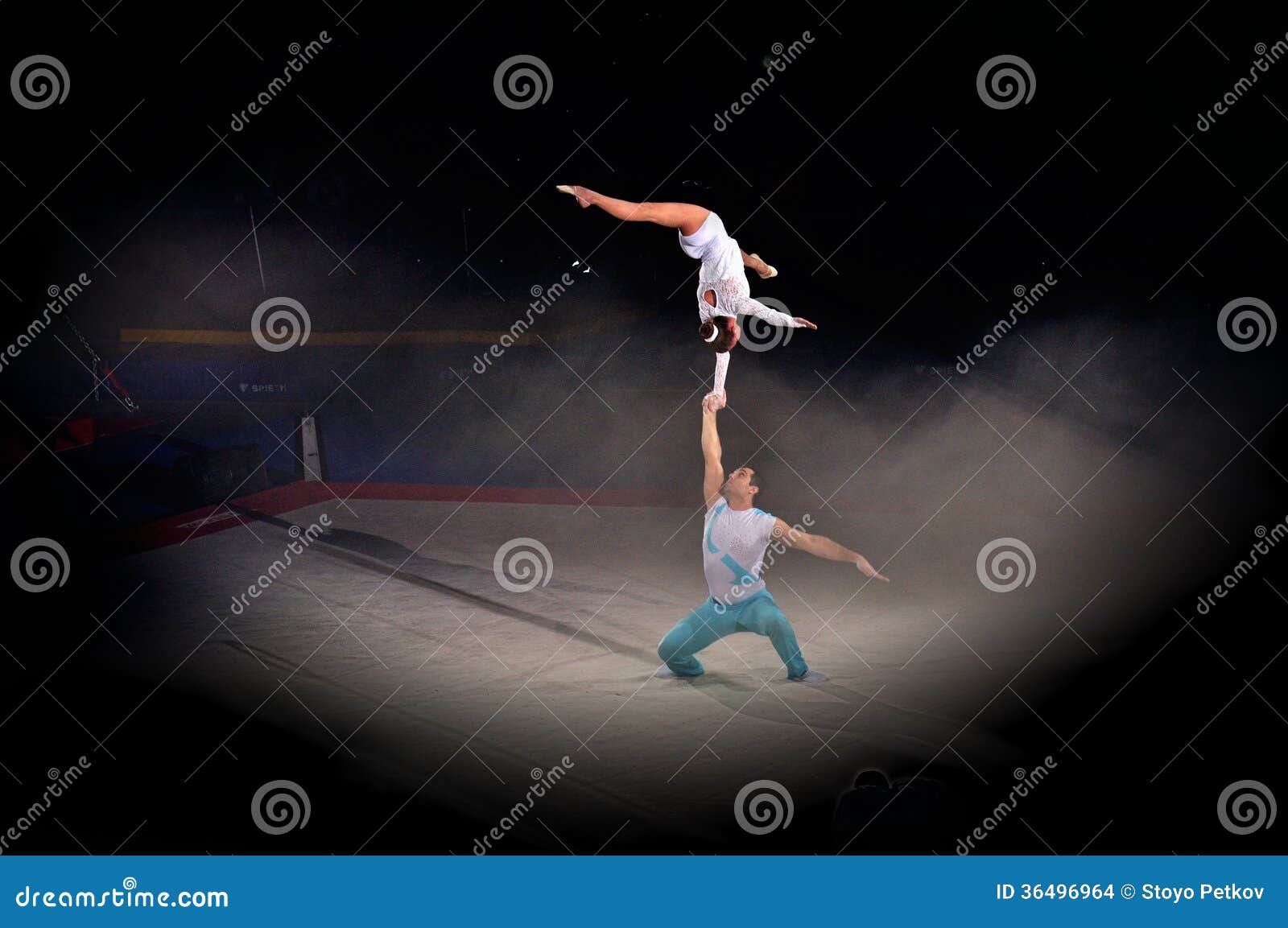 Gimnasia acrobática imagen de archivo editorial. Imagen de hombre ...