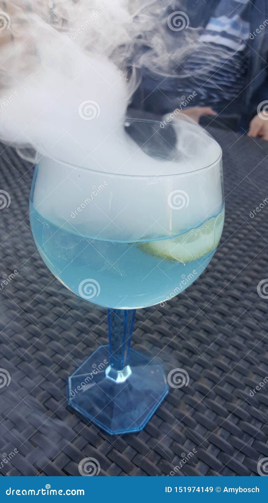 Gin and Tonic azul imagen de archivo. Imagen de bebida - 151974149