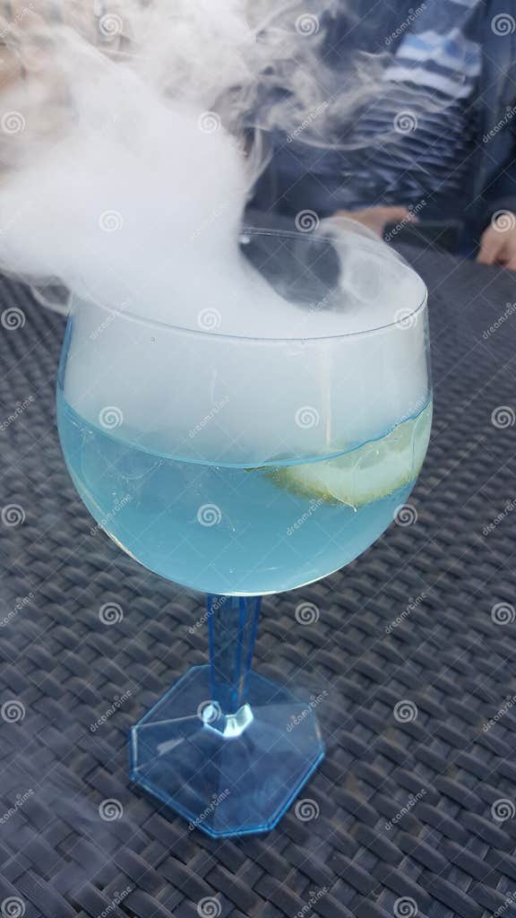 Gin and Tonic azul imagen de archivo. Imagen de bebida - 151974149