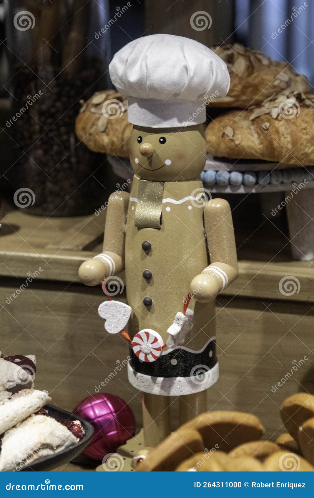 I Plate of Ginger Bread Men in a Display Window Stock Photo - Image of ...