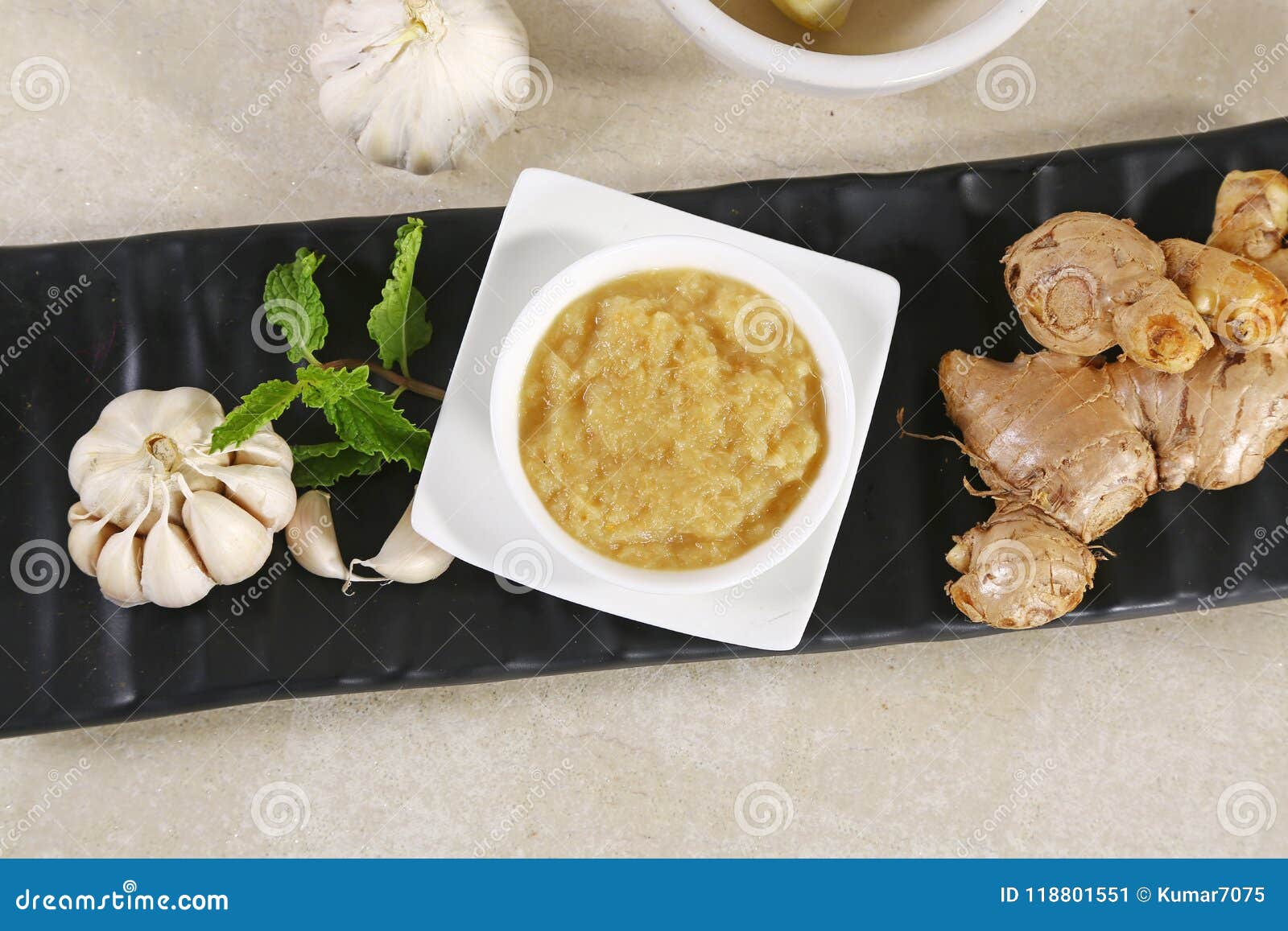 Ginger Garlic Paste Con El Mortero Y La Maja Imagen de archivo - Imagen ...