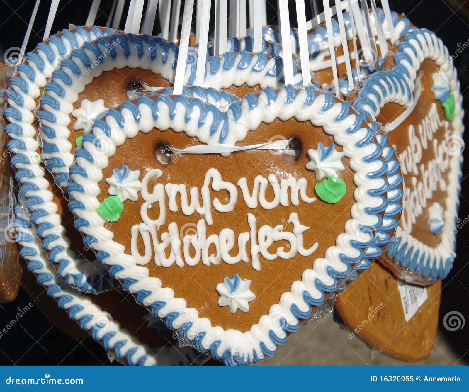 Gingerbread hearts editorial image. Image of cookies - 16320955