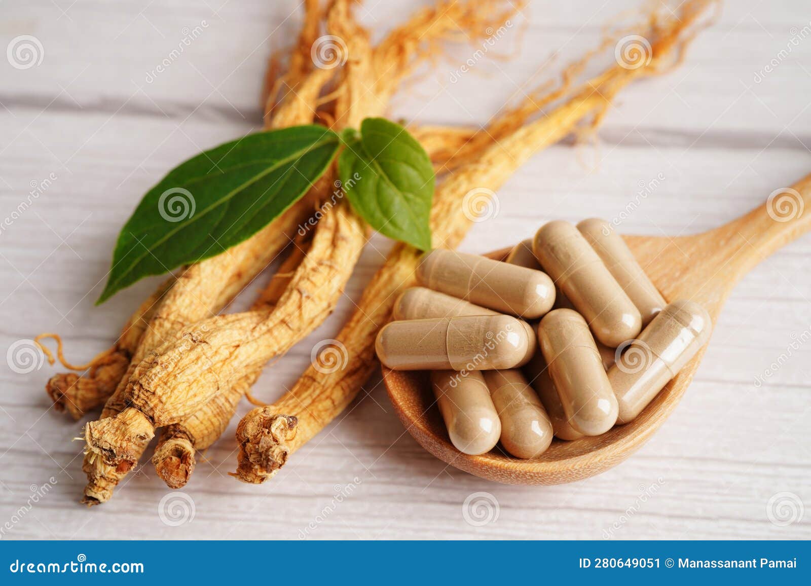 Ginseng Roots and Green Leaf, Healthy Food Stock Image - Image of ...