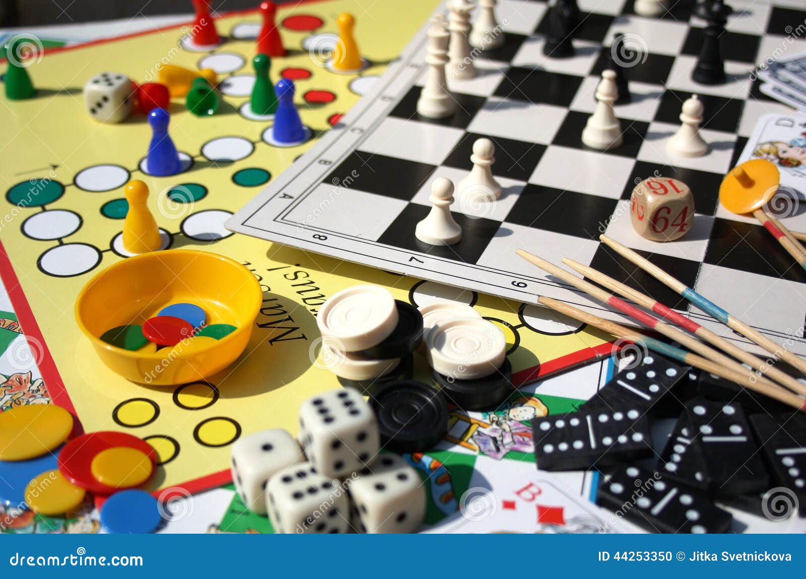 Giochi da tavolo fotografia stock. Immagine di domino - 44253350