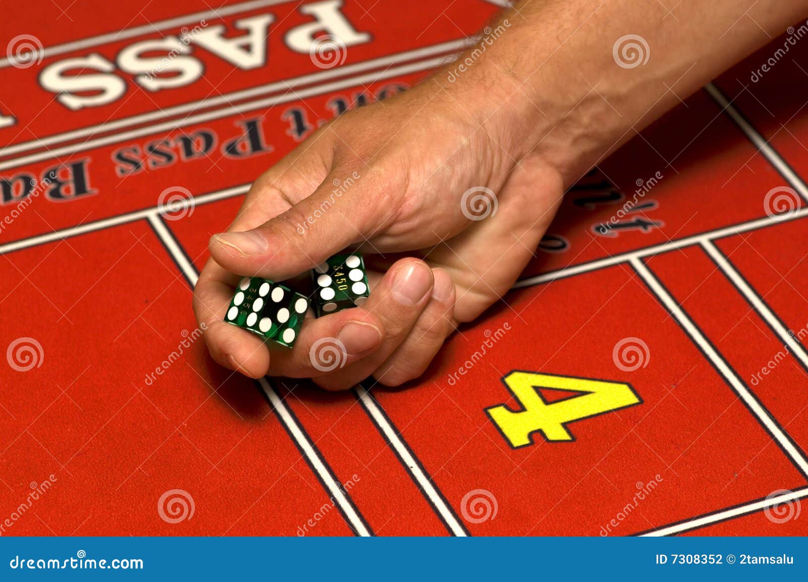 Gioco dei dadi fotografia stock. Immagine di panno, accoppiamento - 7308352