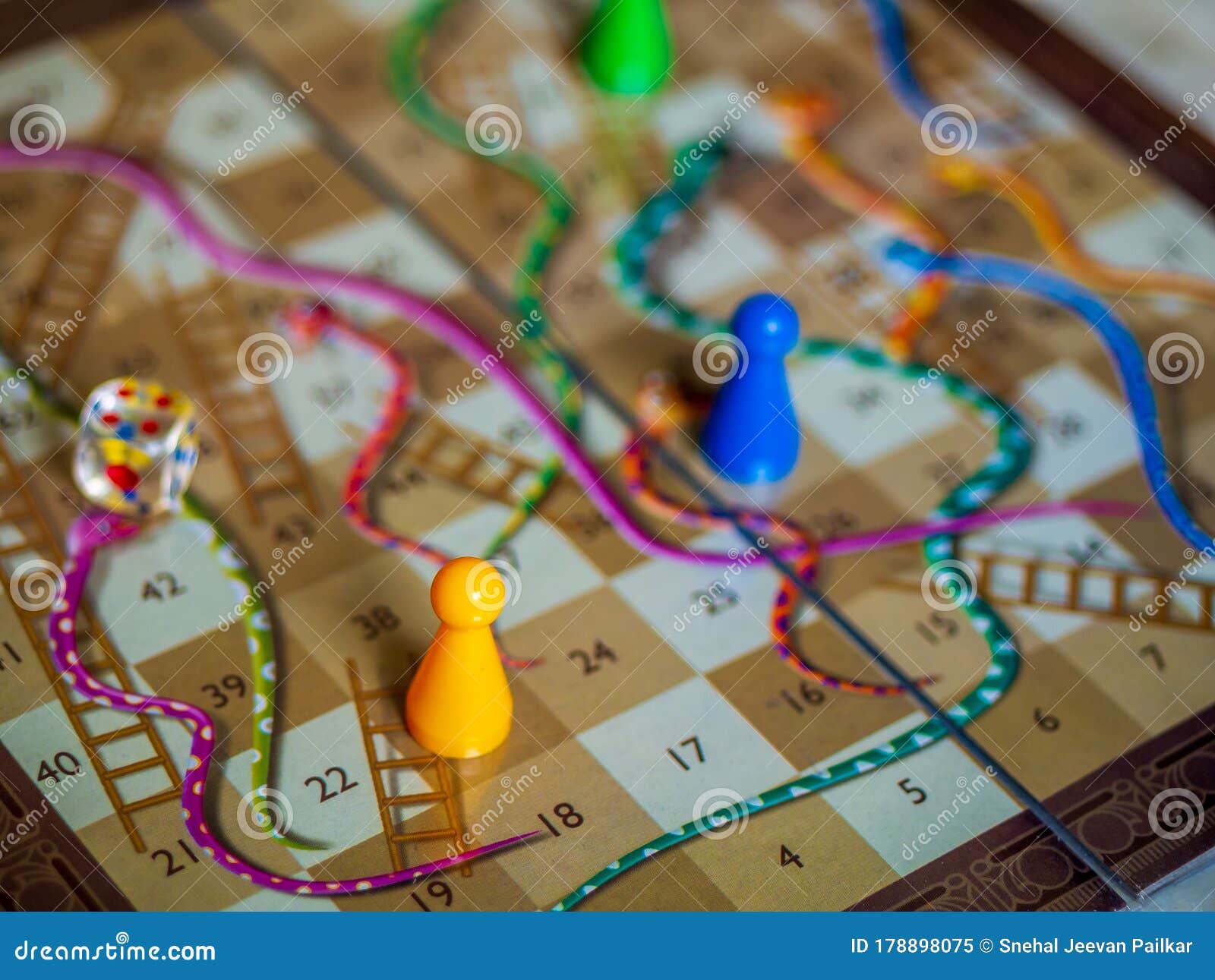 Gioco Dei Serpenti E Delle Scale Immagine Editoriale - Immagine di ...