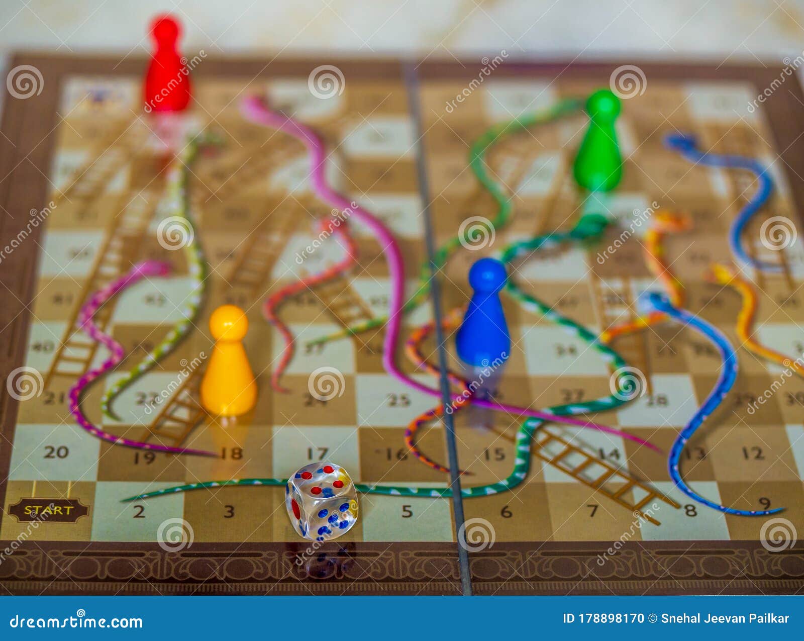 Gioco Dei Serpenti E Delle Scale Immagine Editoriale - Immagine di ...