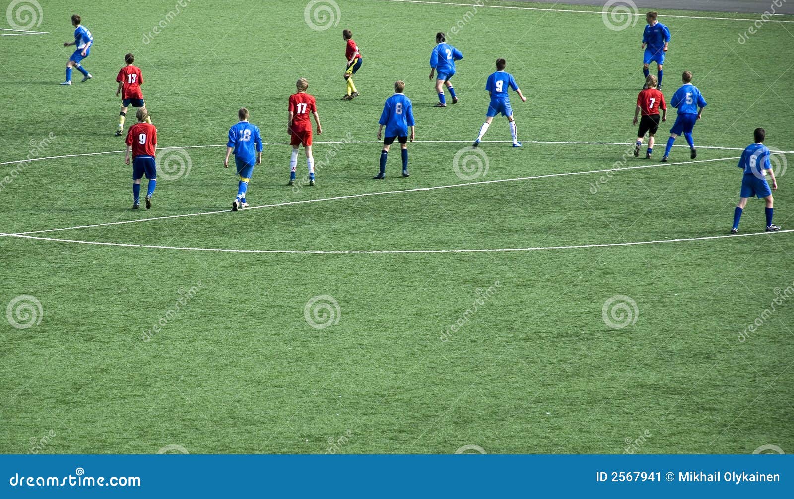 Gioco del calcio immagine stock. Immagine di passo, parco - 2567941