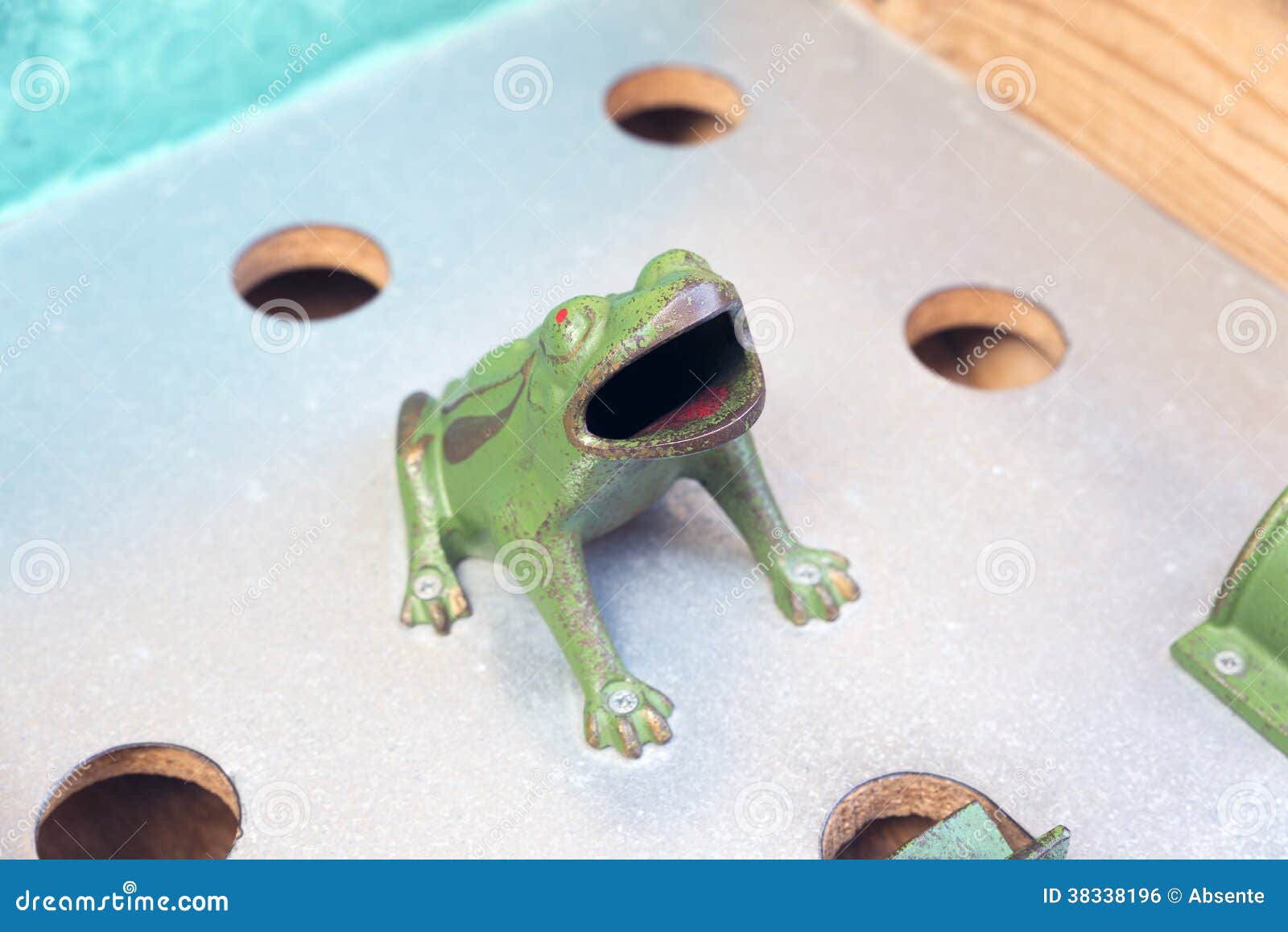 Gioco della rana fotografia stock. Immagine di anfibio - 38338196