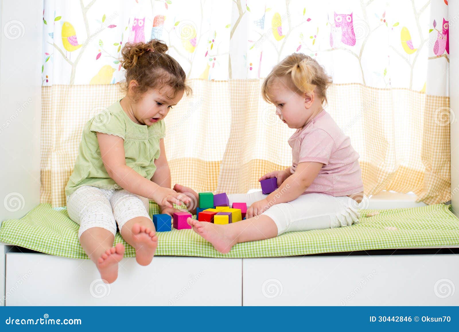 Gioco Delle Ragazze Dei Bambini Insieme All'interno Fotografia Stock ...