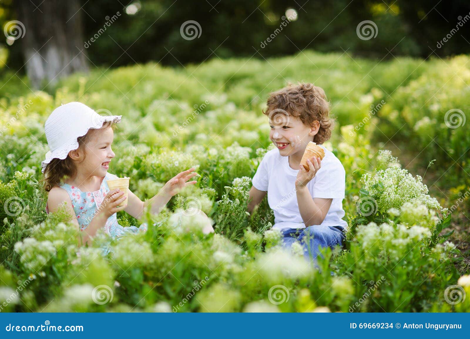 Gioco Di Bambini Insieme Nel Giardino Fotografia Stock - Immagine di ...