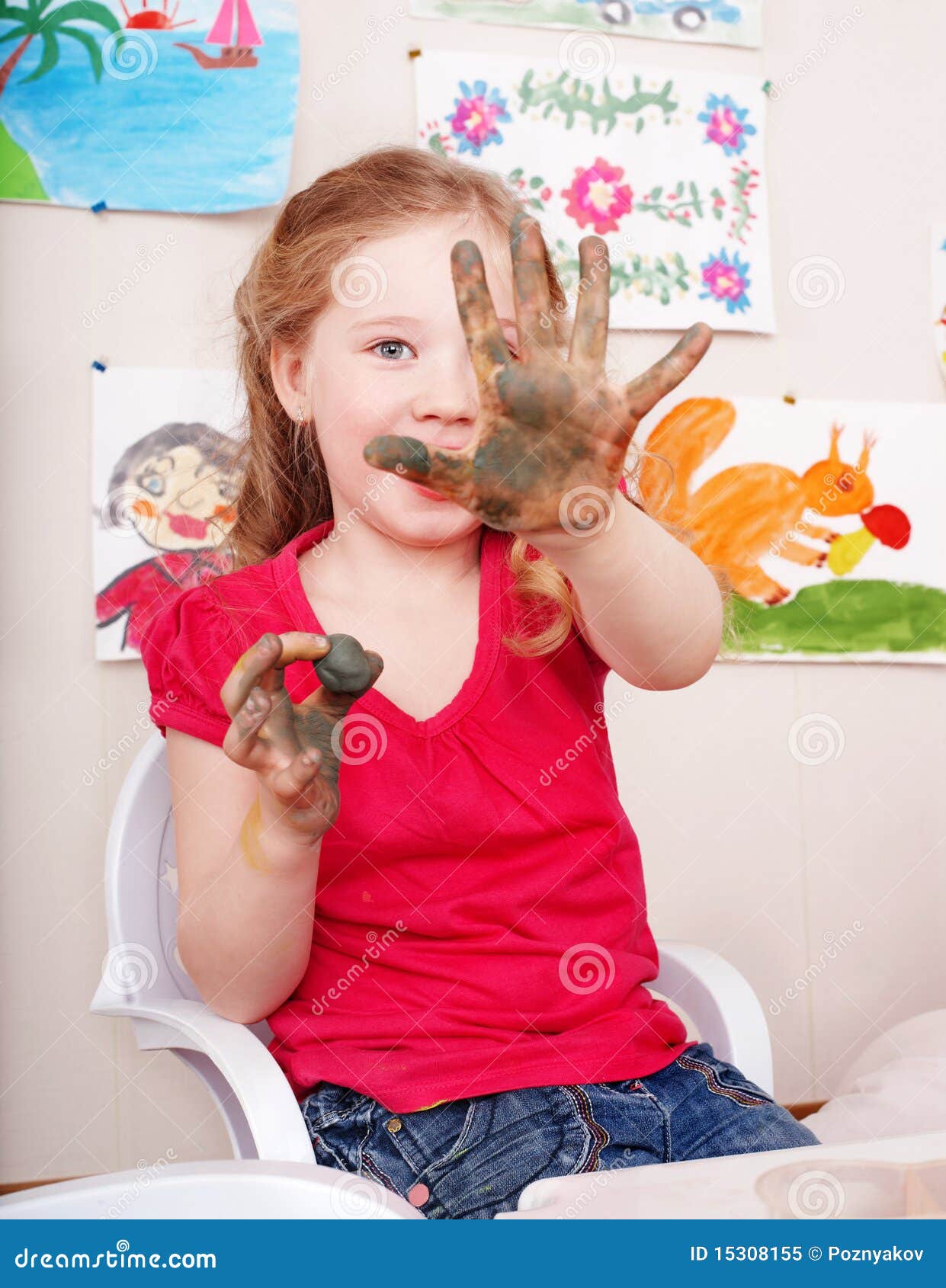 Gioco Di Bambino Con L'argilla Nella Stanza Del Gioco. Immagine Stock ...