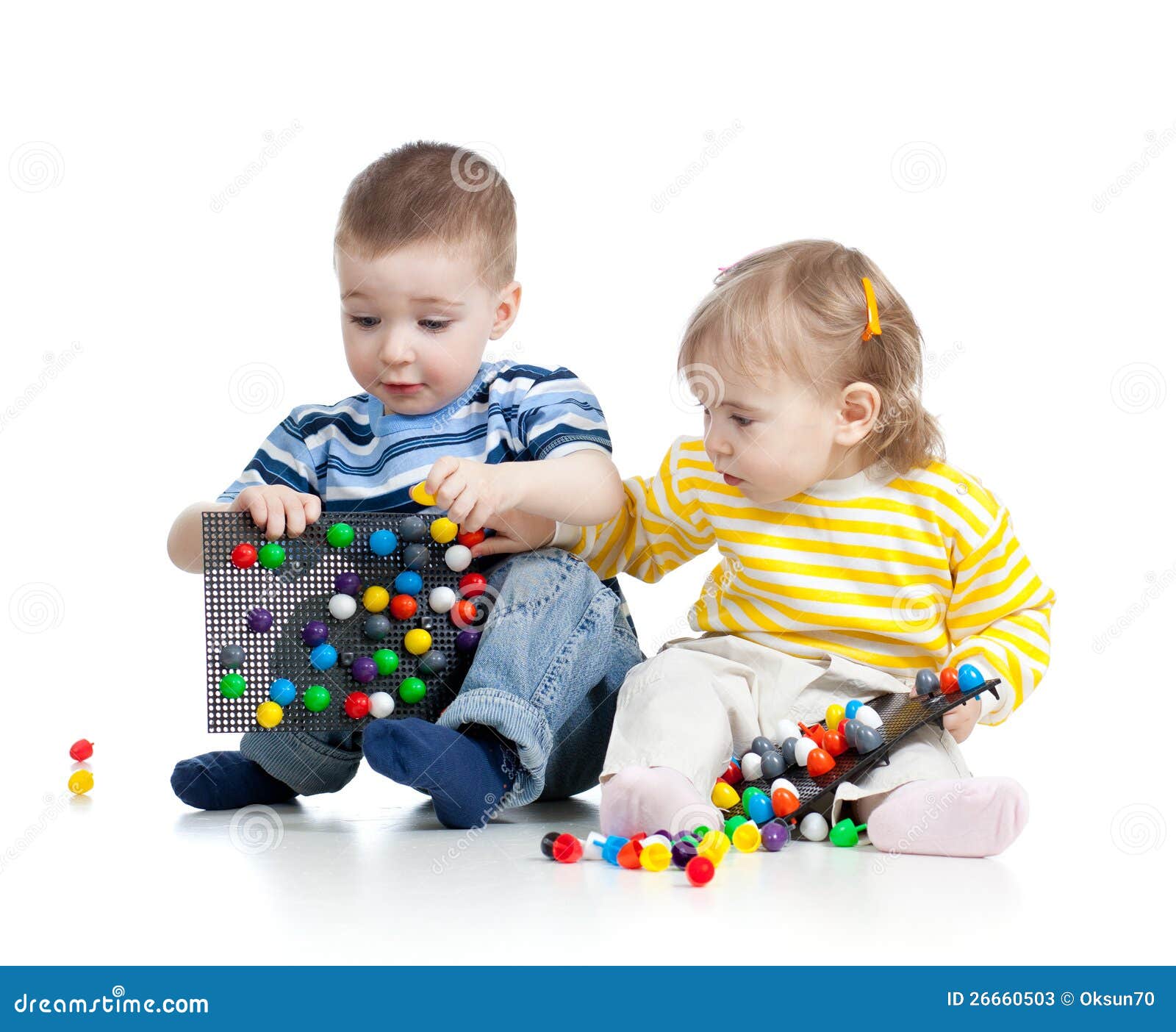 Gioco Di Due Un Piccolo Bambini Insieme Immagine Stock - Immagine di ...