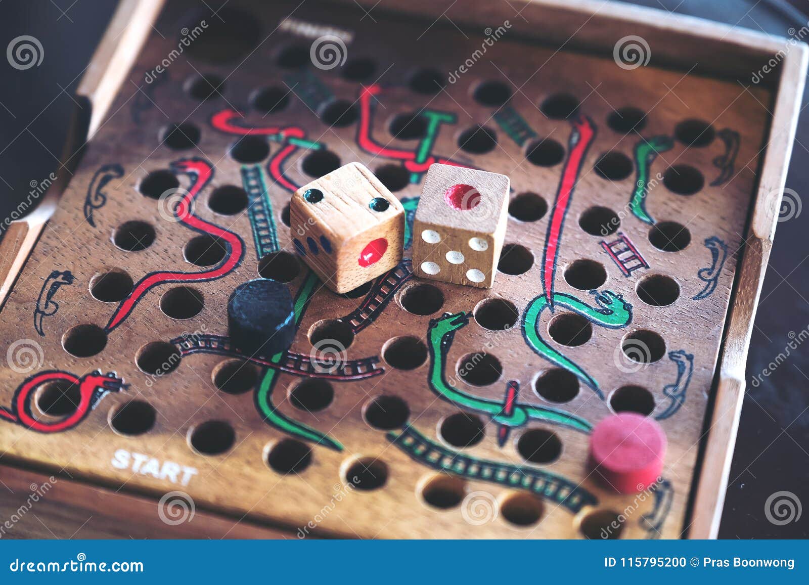 Gioco Di Legno Delle Scale E Dei Serpenti Fotografia Stock - Immagine ...