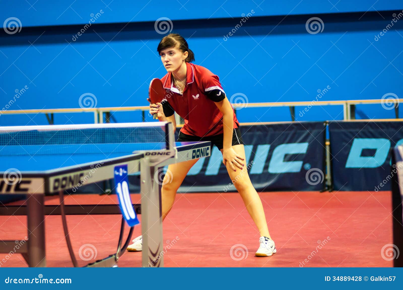 Gioco Di Ping-pong Fra Le Ragazze Fotografia Stock Editoriale ...