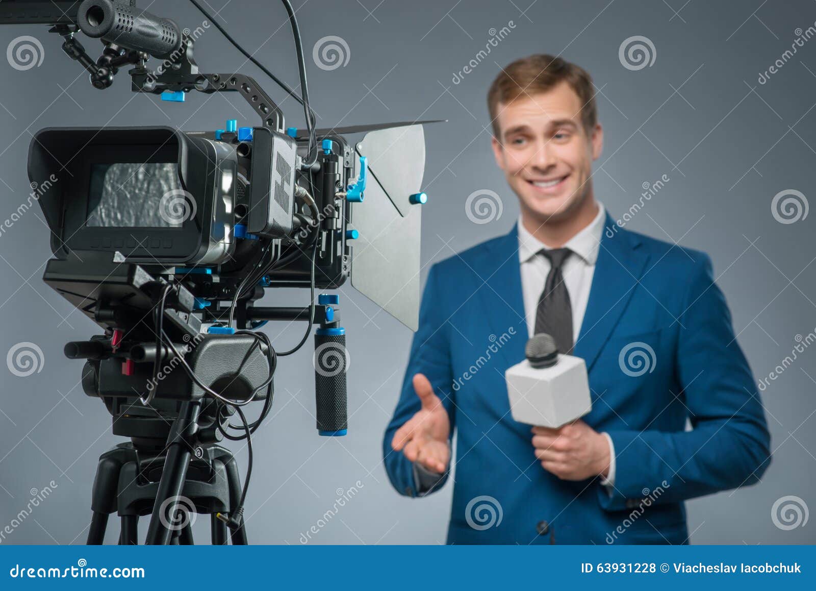 Giornalista Sorridente Con Un Microfono Fotografia Stock - Immagine di ...