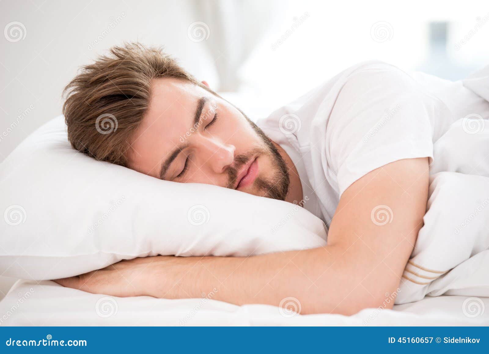 Giovane addormentato immagine stock. Immagine di soltanto - 45160657