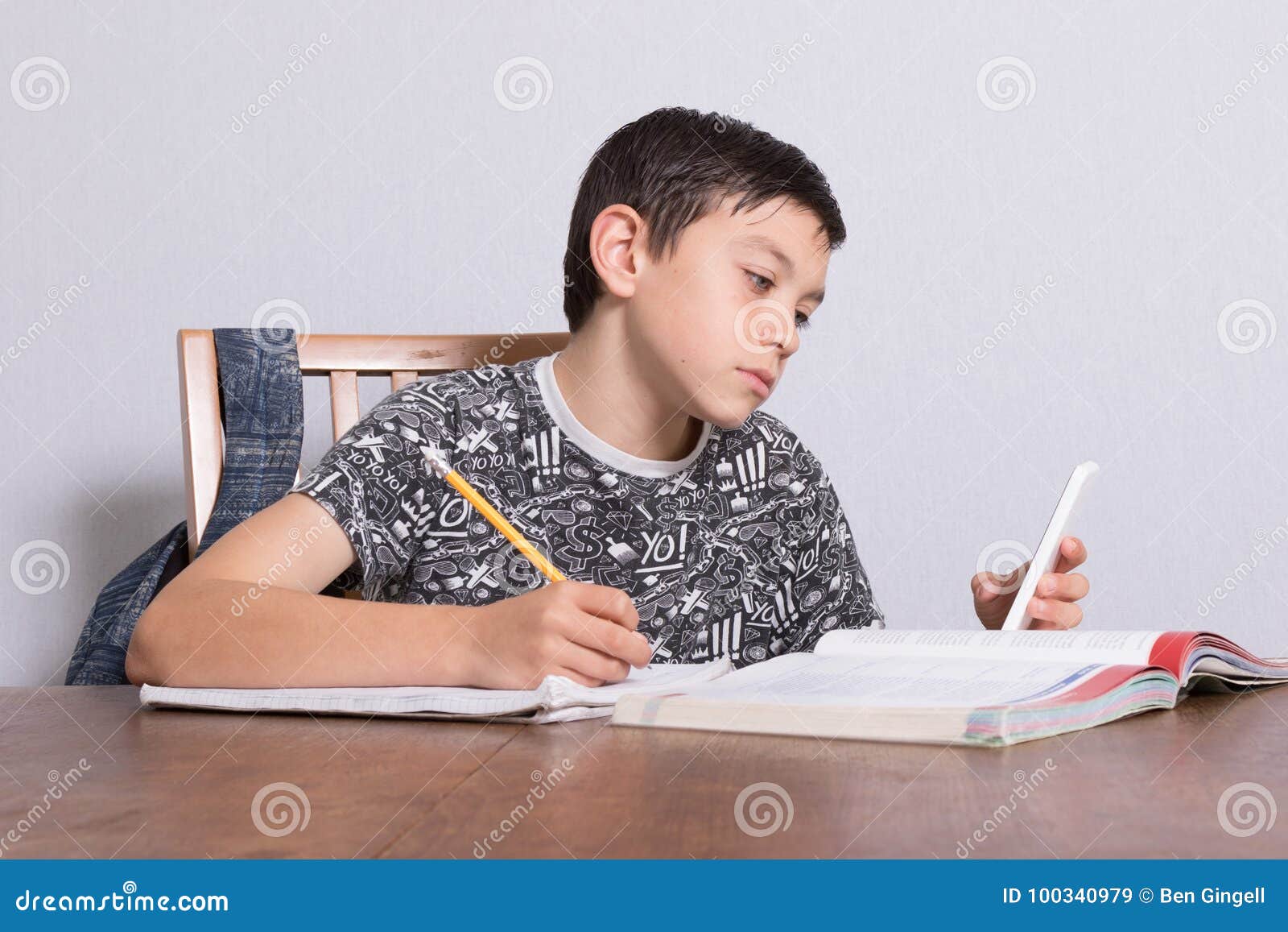 Giovane Adolescente Che Fa Il Suo Compito Immagine Stock - Immagine di ...