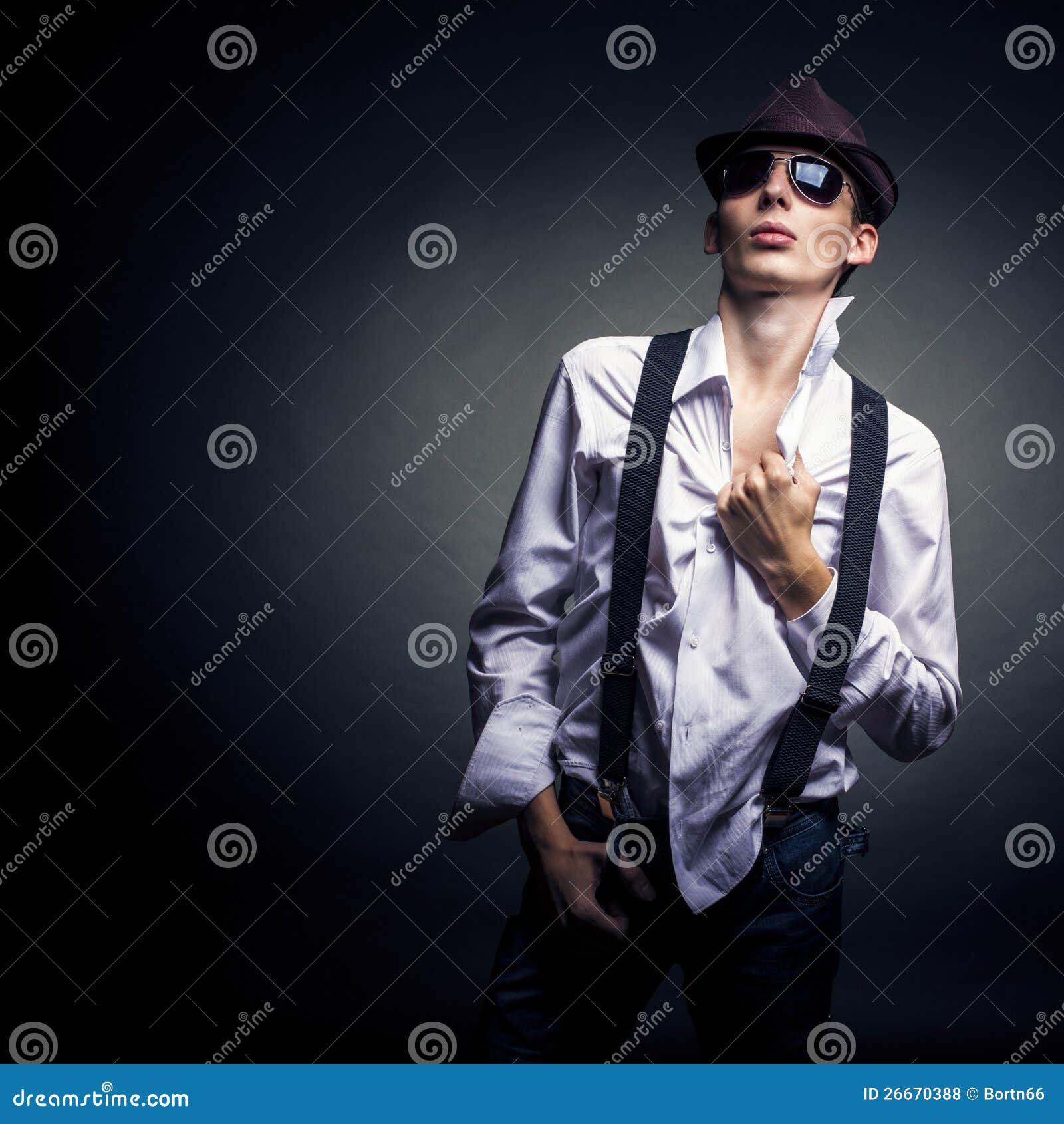 Giovane alla moda fotografia stock. Immagine di jeans - 26670388