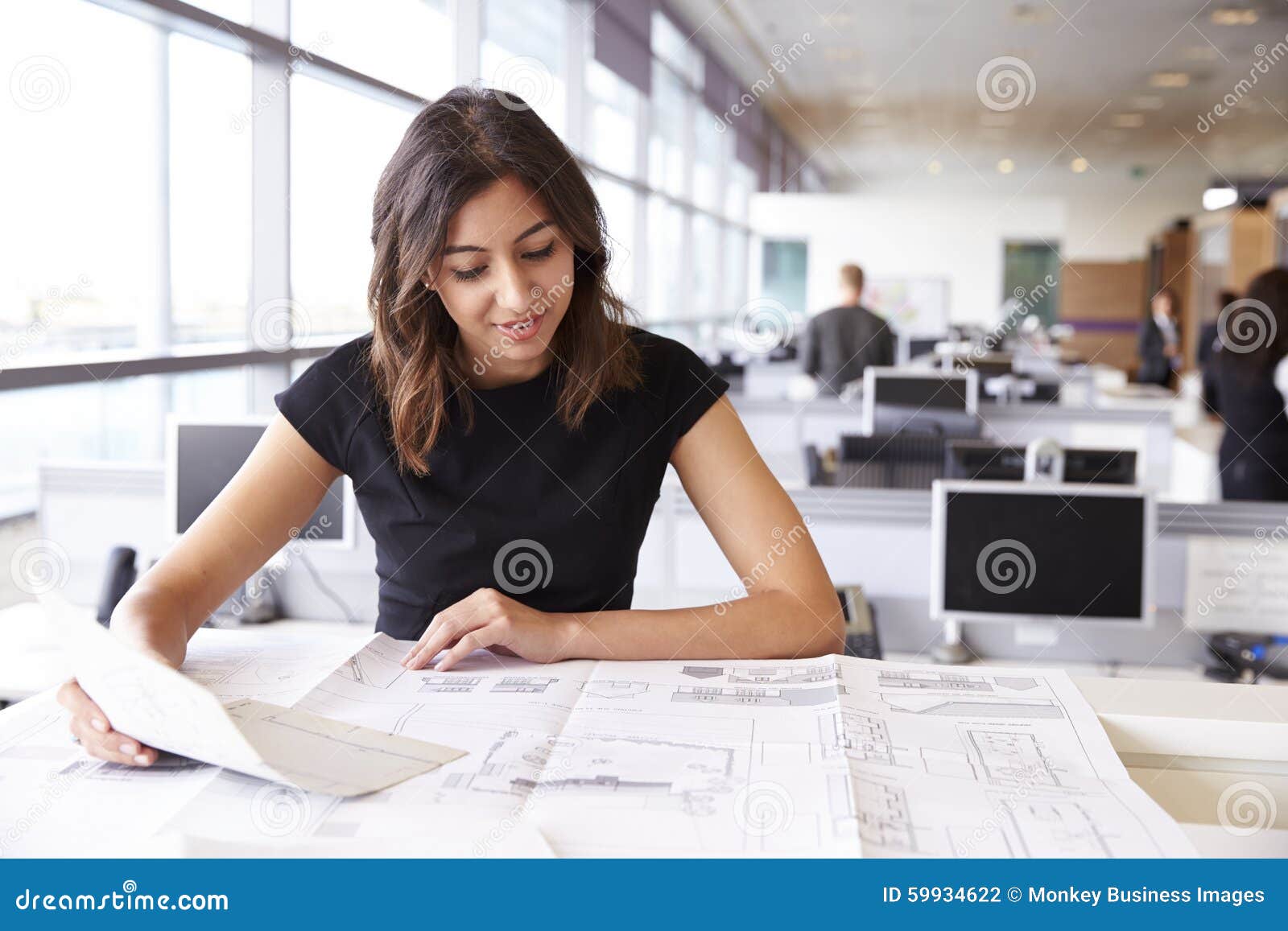 Giovane Architetto Femminile Che Lavora Con I Modelli In Un Ufficio ... Giovane Architetto Femminile Che Lavora Con I Modelli In Un Ufficio ...
