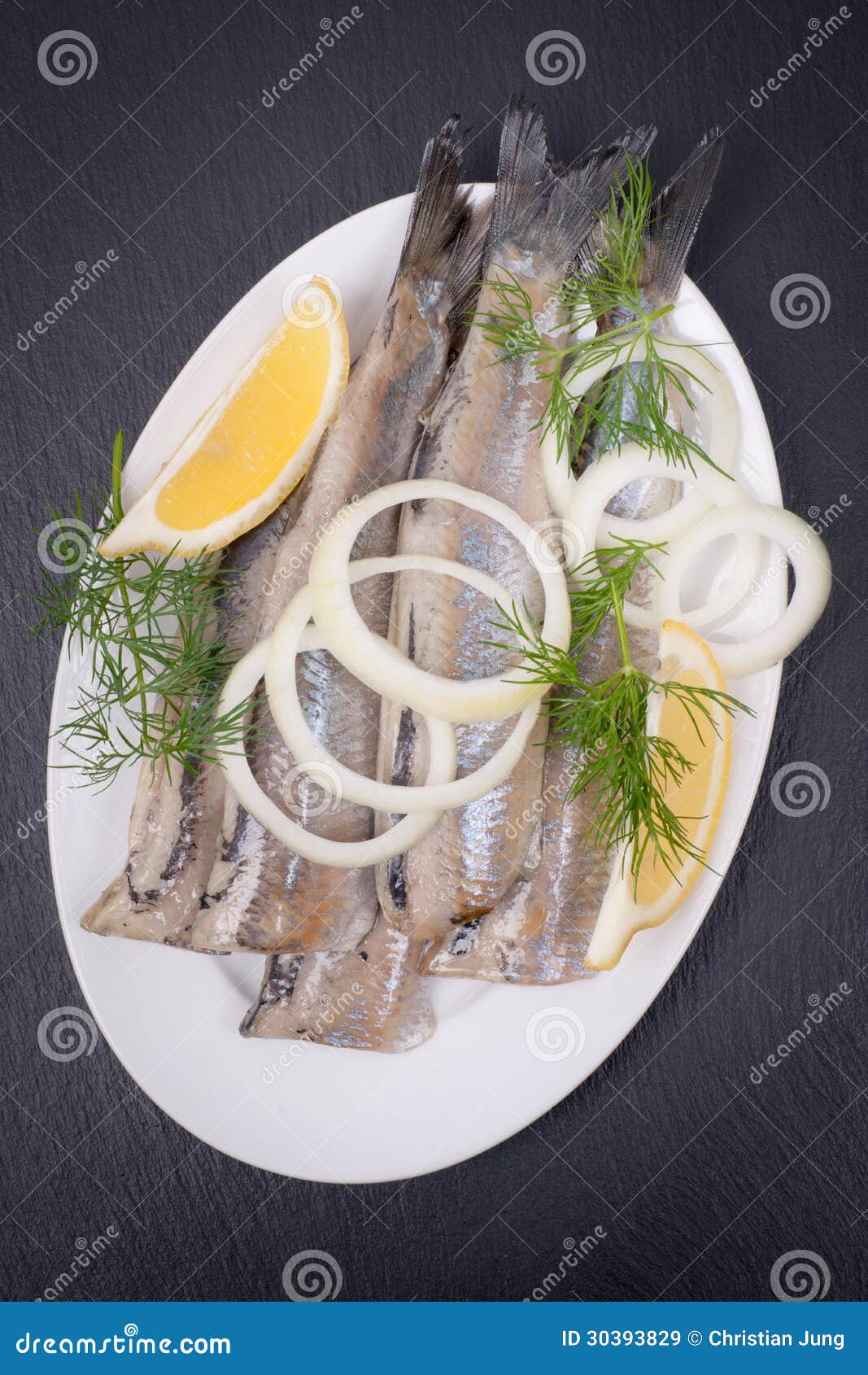 Giovane aringa fresca immagine stock. Immagine di saporito - 30393829