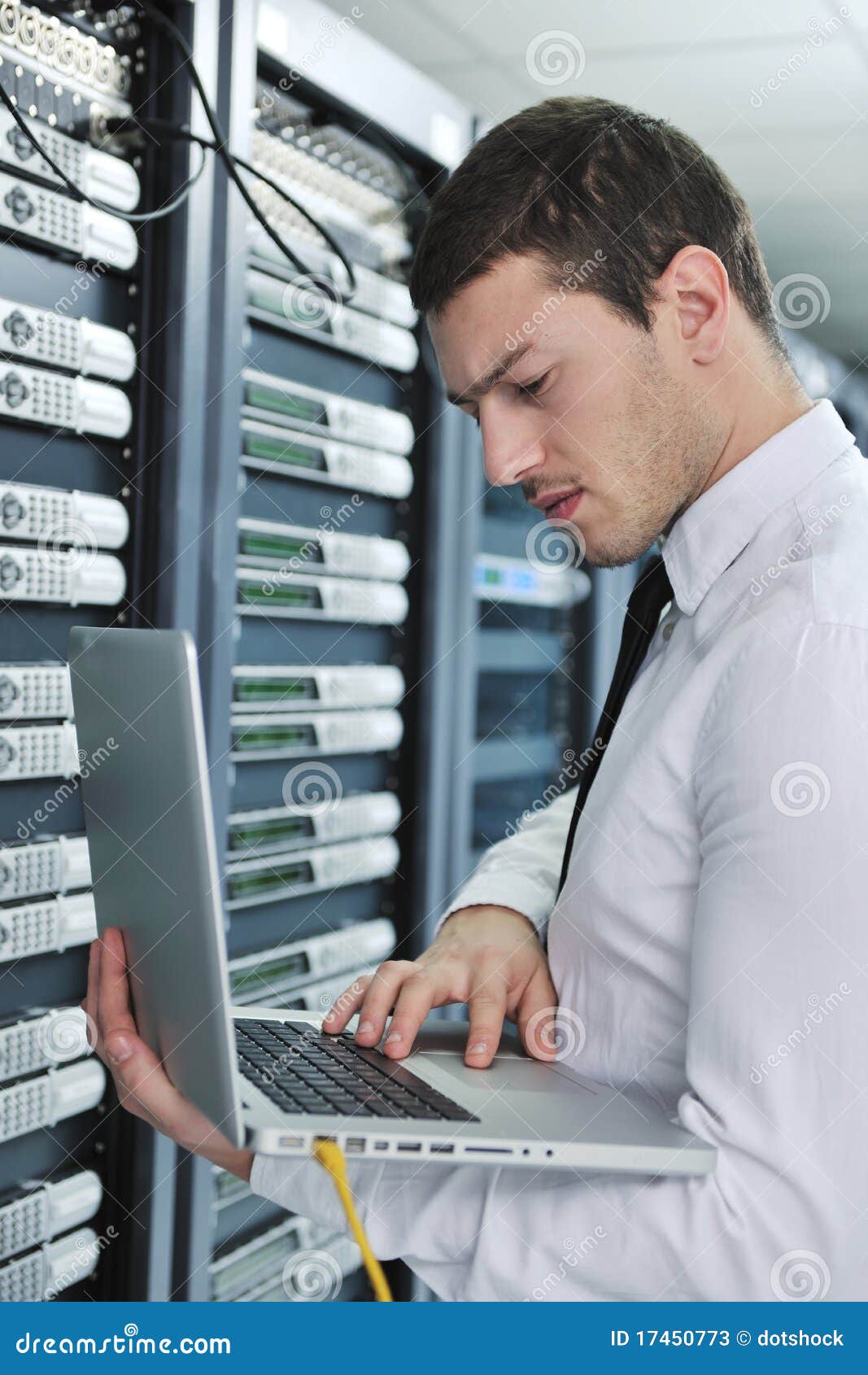 Giovane Assistente Tecnico Nella Stanza Del Server Del Datacenter ...