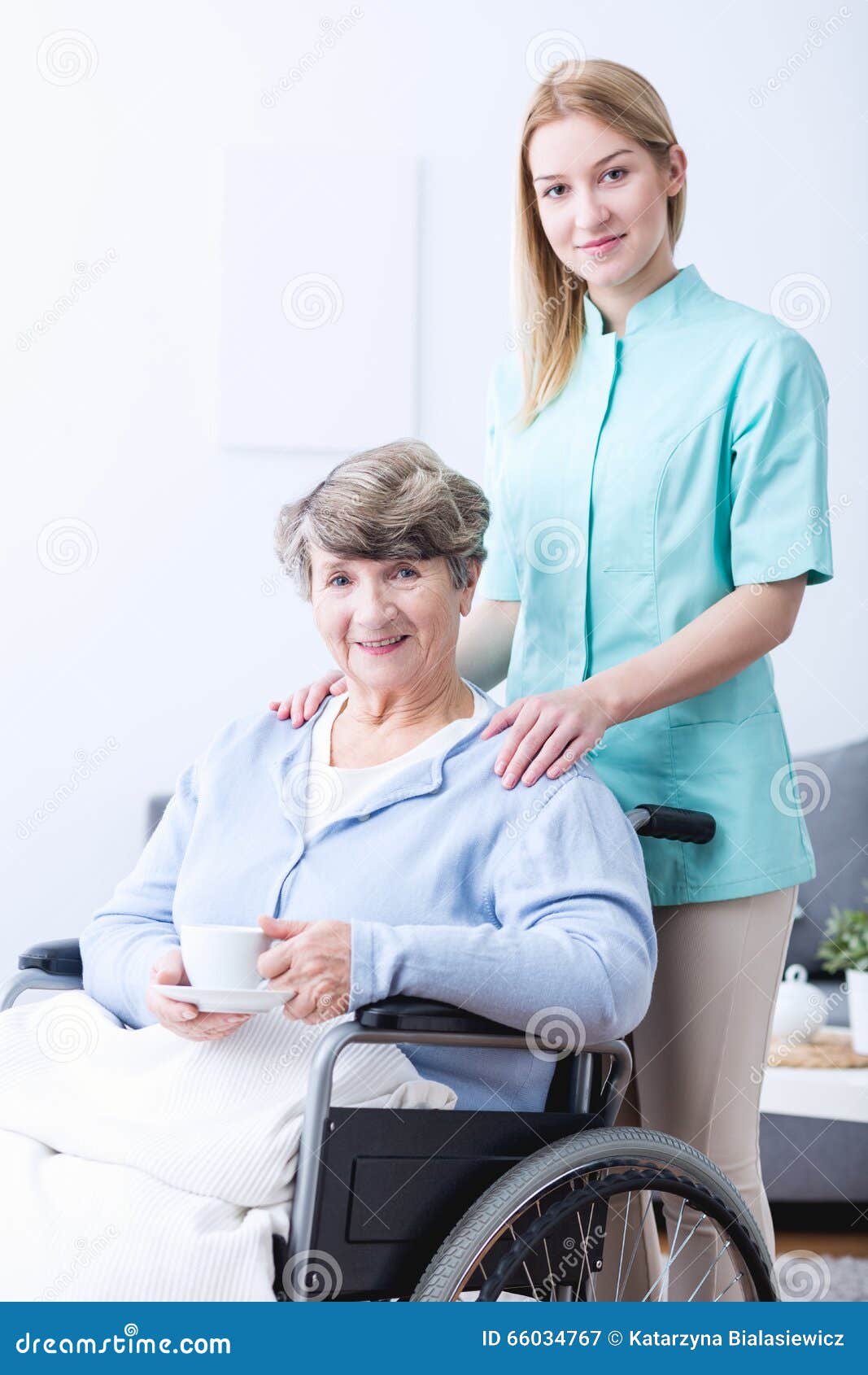 Giovane Badante E Donna Senior Immagine Stock - Immagine di wheelchair ...