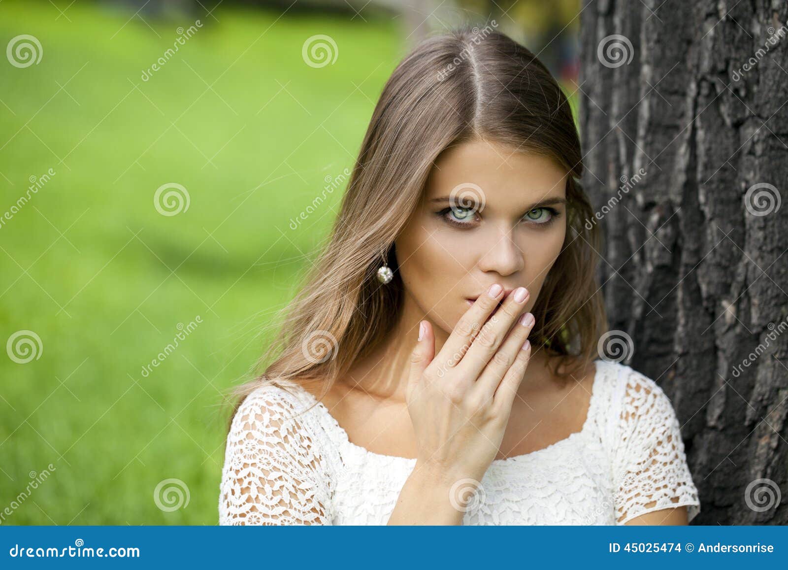 Giovane bella donna fotografia stock. Immagine di casuale - 45025474