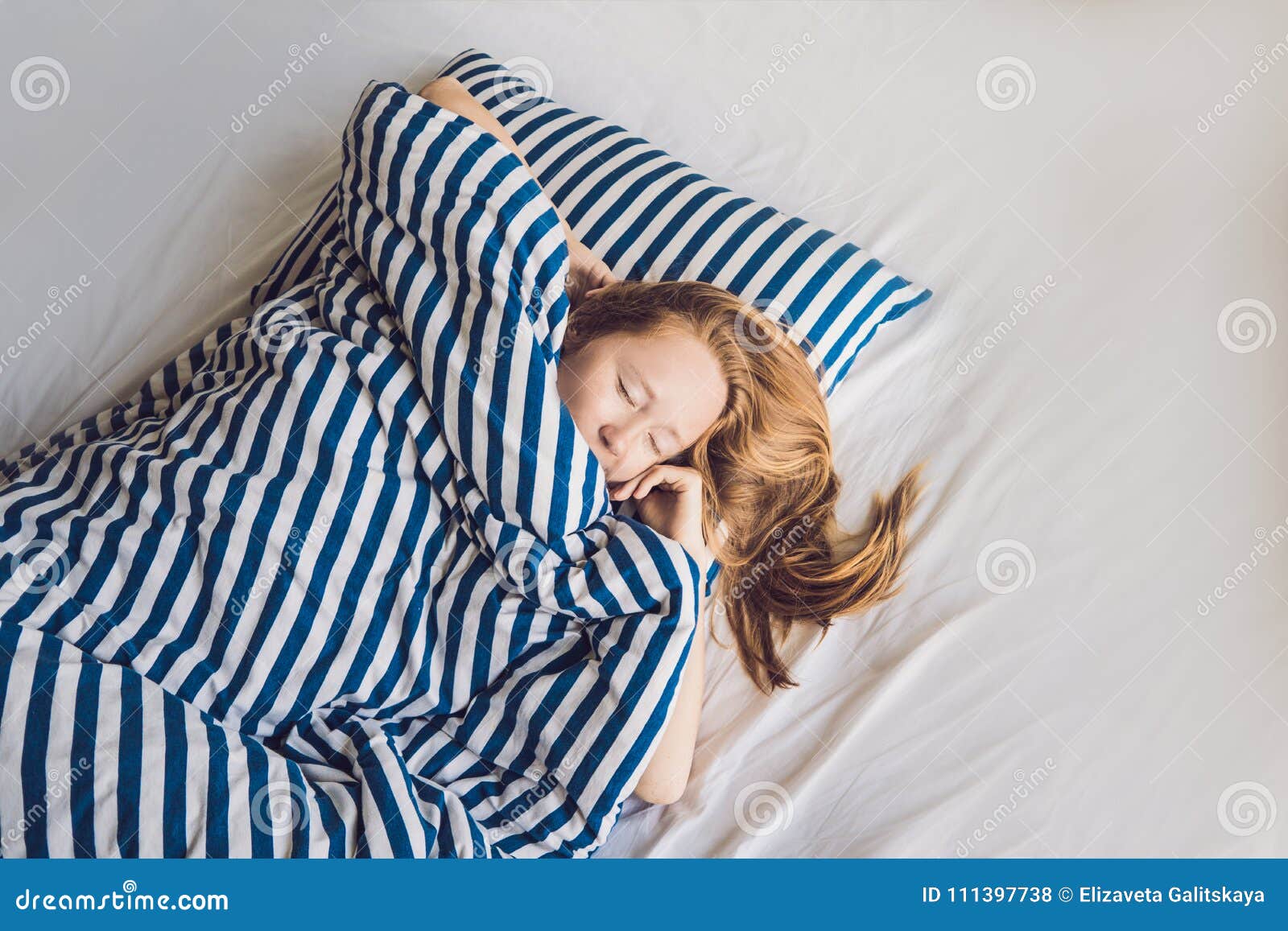 Giovane Bella Donna Che Dorme Nel Suo Letto E Che Si Rilassa Nel Mo ...