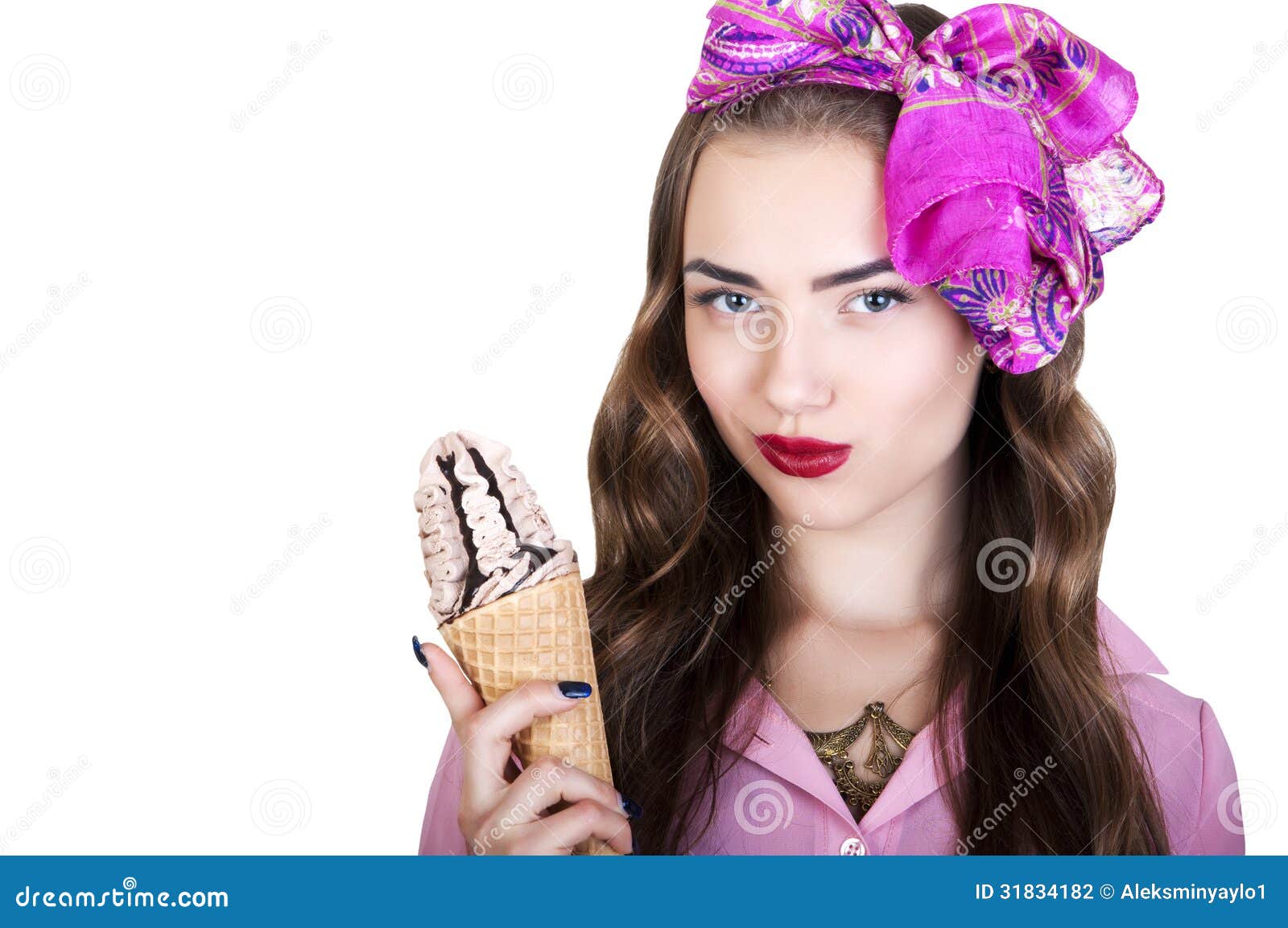 Giovane Bella Donna Con Il Gelato Fotografia Stock - Immagine di bocca ...