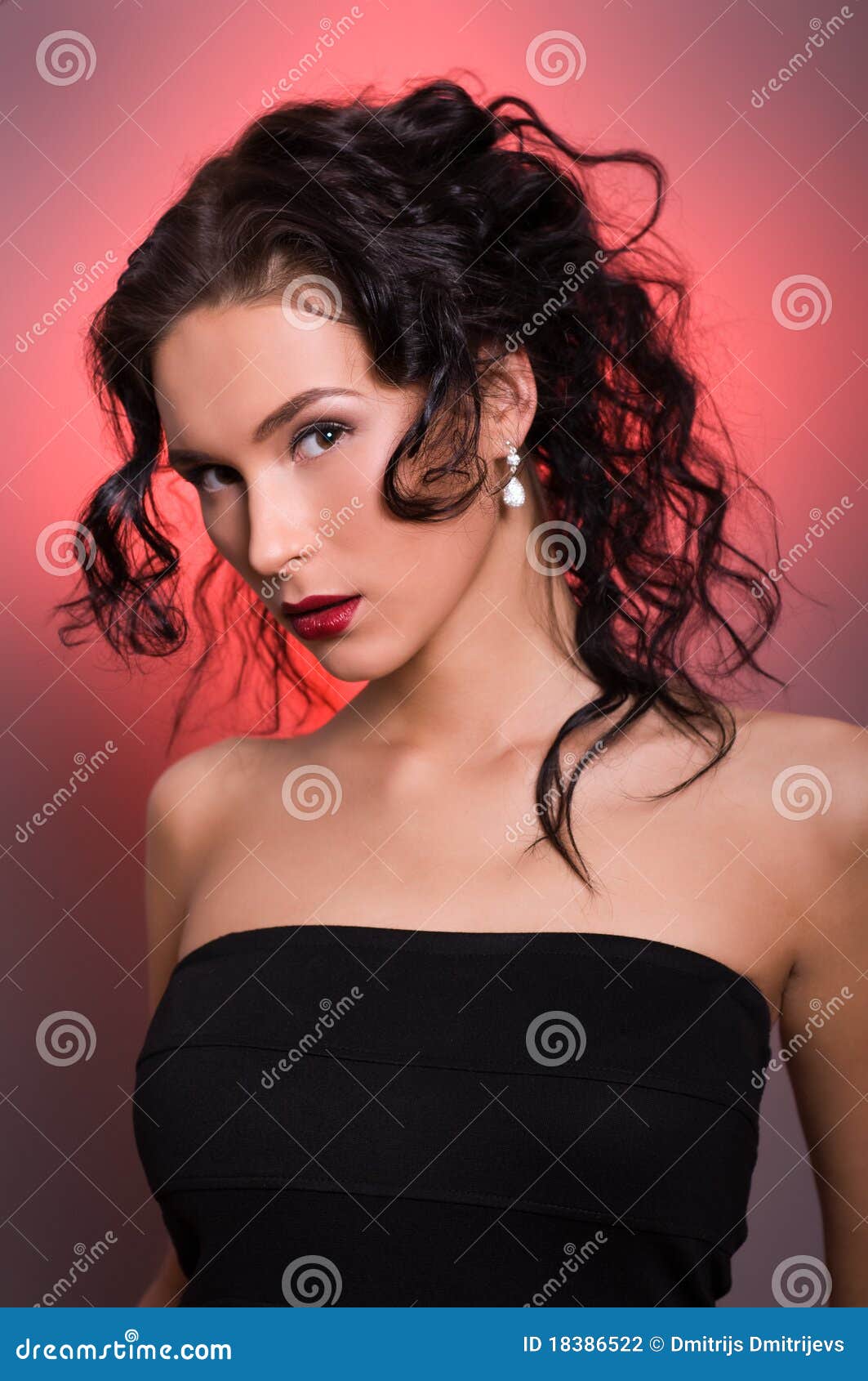 Giovane Bella Donna Del Brunette Fotografia Stock - Immagine di ...
