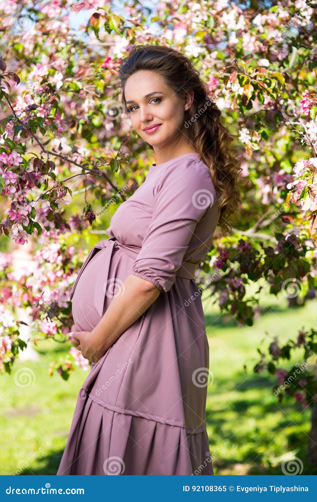 Giovane Bella Donna Incinta Immagine Stock - Immagine di fioritura ...