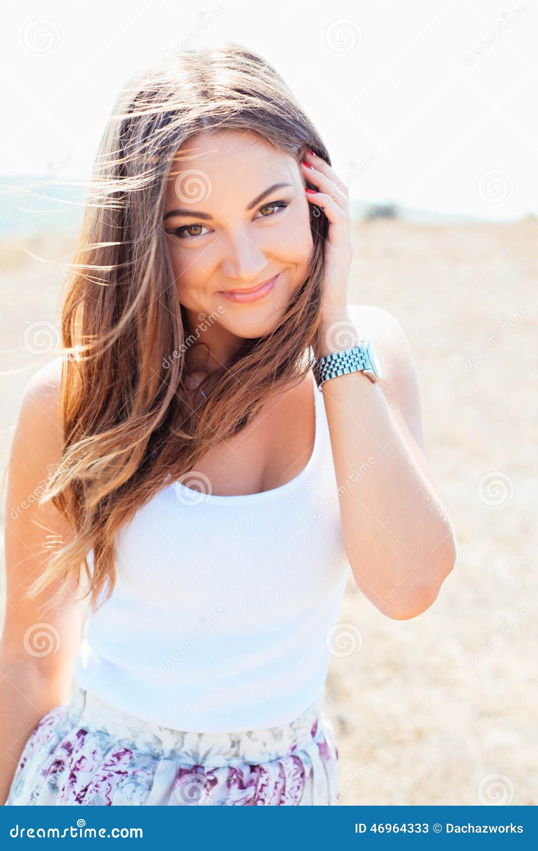 Giovane Bella Donna Sorridente Immagine Stock - Immagine di bello ...