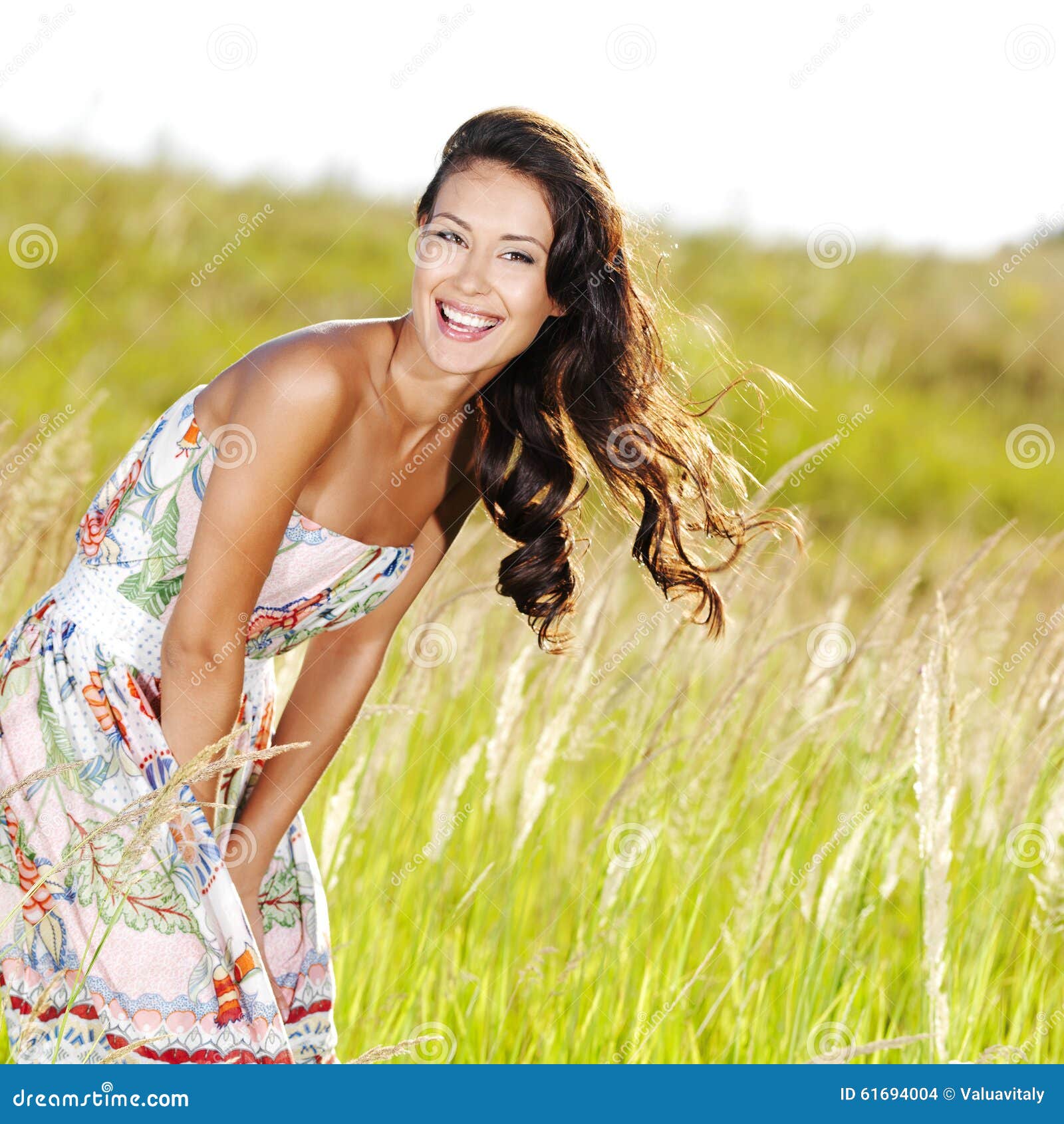 Giovane Bella Donna Sorridente All'aperto Fotografia Stock - Immagine ...