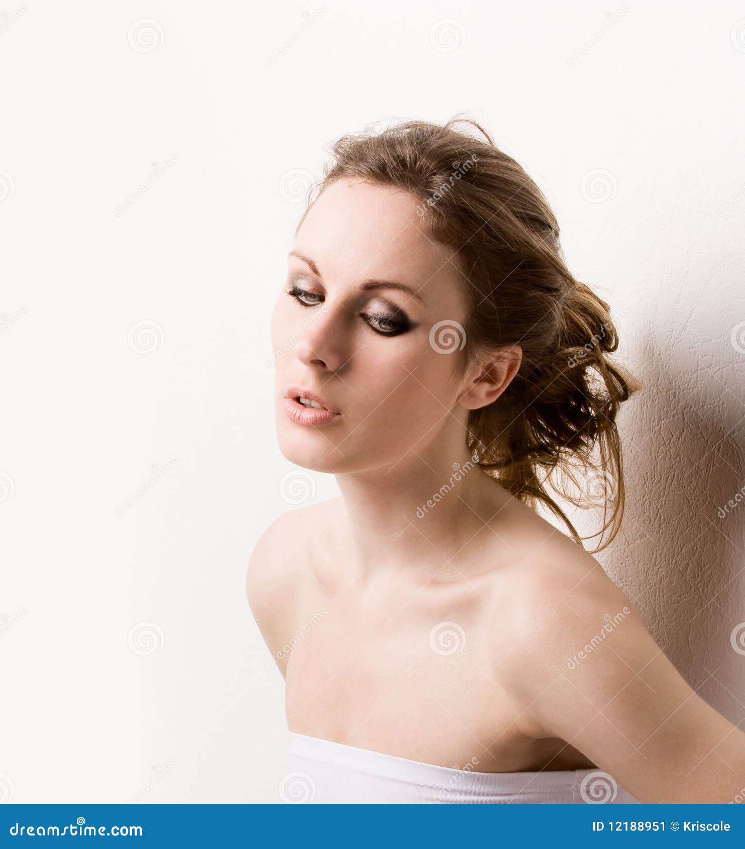 Giovane bella ragazza immagine stock. Immagine di sguardo - 12188951