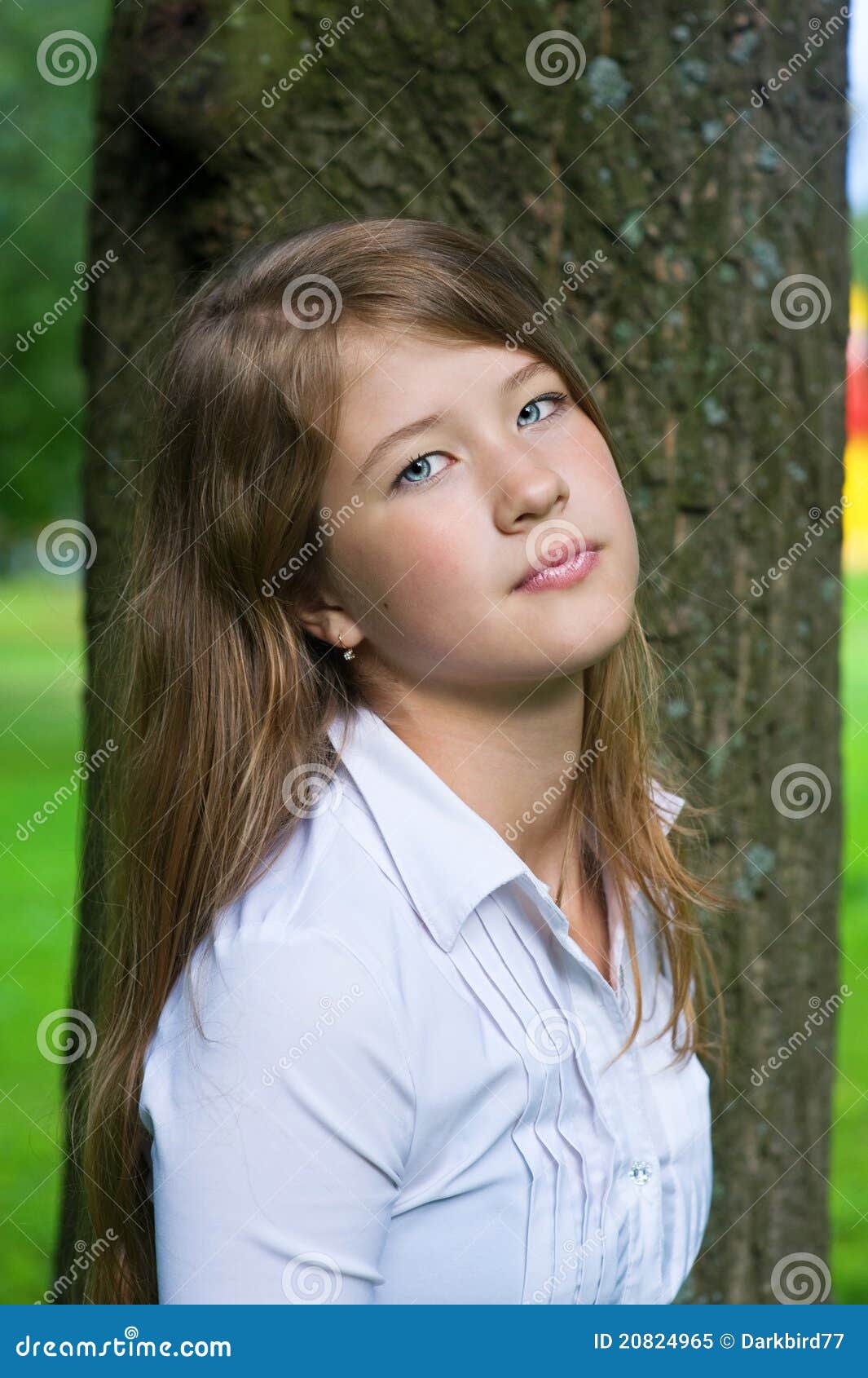 Giovane bella ragazza immagine stock. Immagine di verde - 20824965