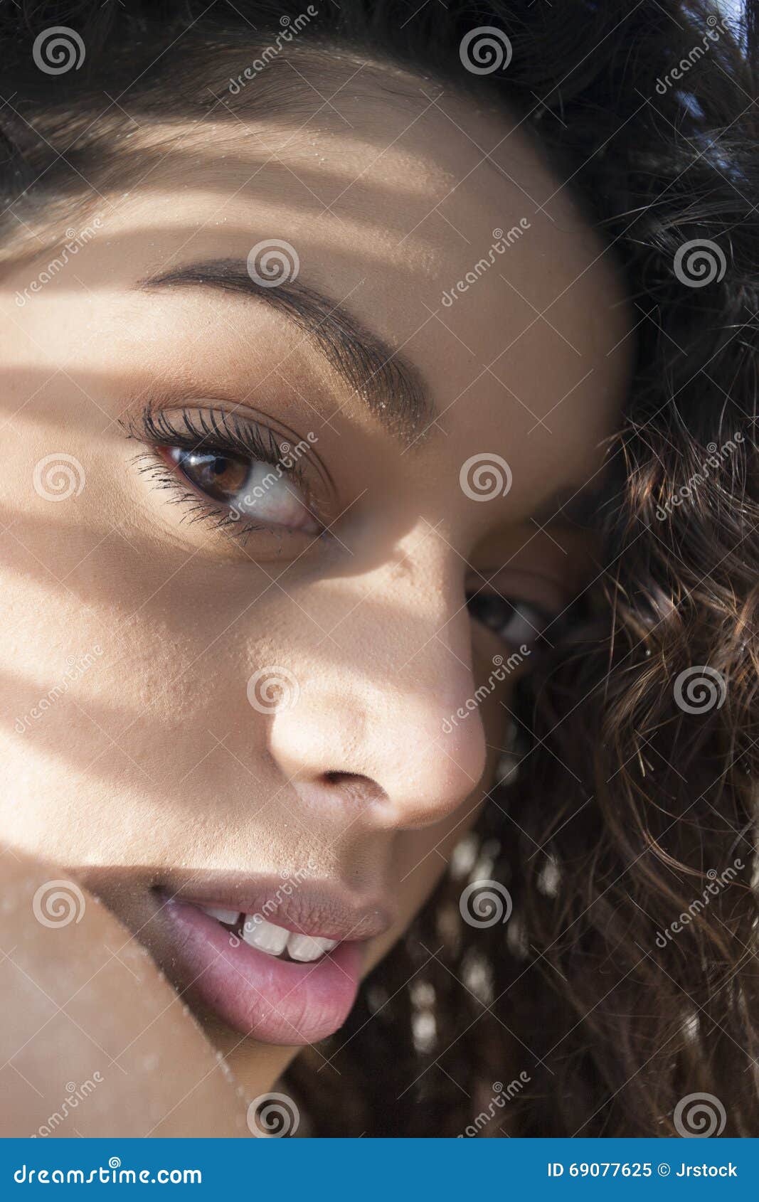 Giovane bella ragazza immagine stock. Immagine di bello - 69077625