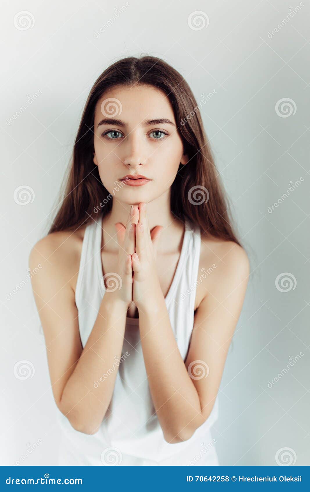 Giovane bella ragazza fotografia stock. Immagine di casuale - 70642258