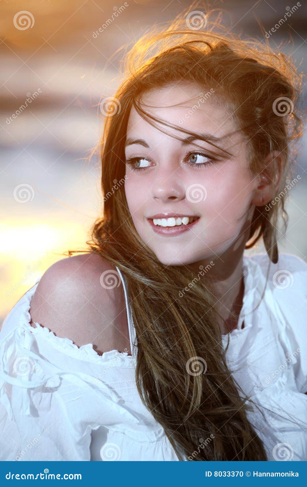 Giovane Bella Ragazza Al Tramonto Fotografia Stock - Immagine di ...