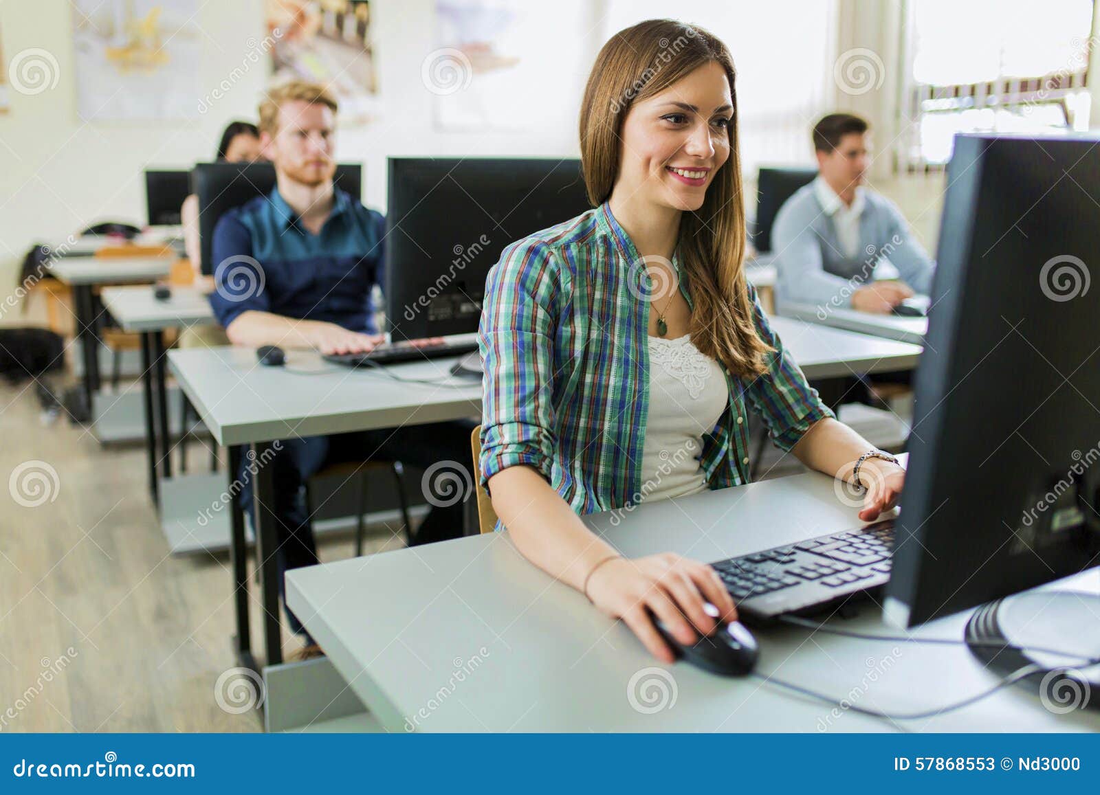 Giovane Bella Ragazza Che Lavora Ad Un Computer Immagine Stock ...