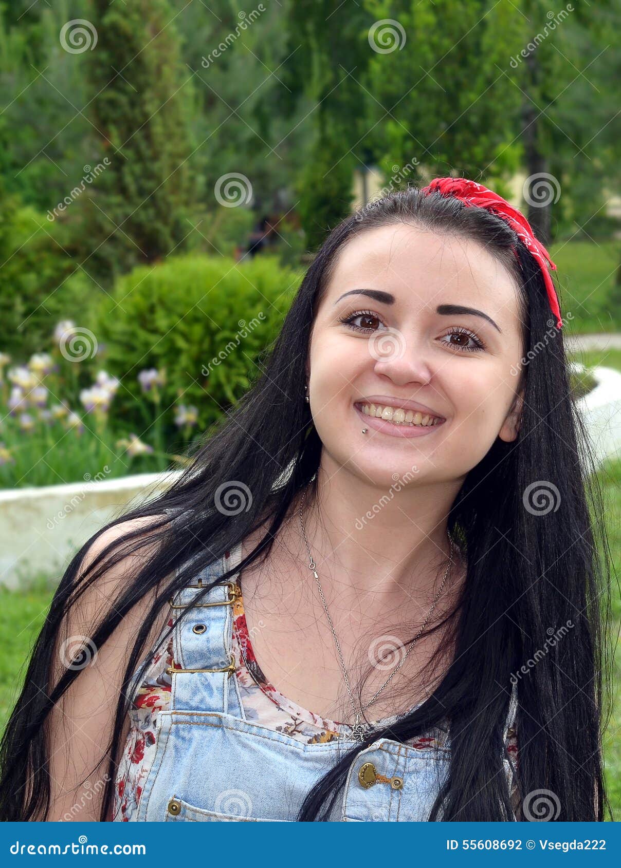 Giovane Bella Ragazza Che Sorride E Felice Fotografia Stock - Immagine ...