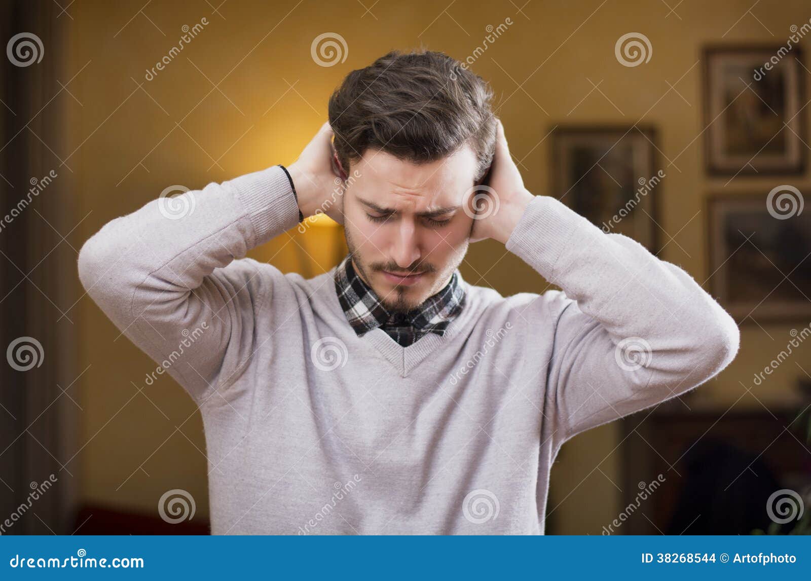 Giovane Bello Che Copre Le Sue Orecchie, Troppo Rumore Fotografia Stock ...