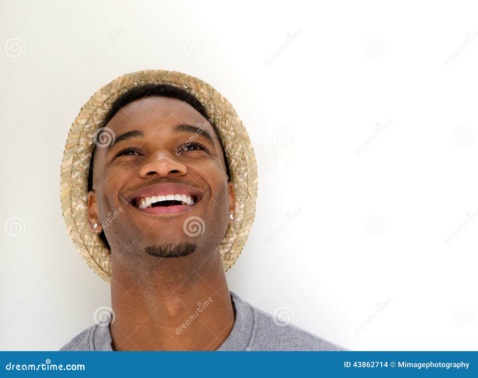 Giovane Bello Che Ride Con Il Cappello Fotografia Stock - Immagine di ...