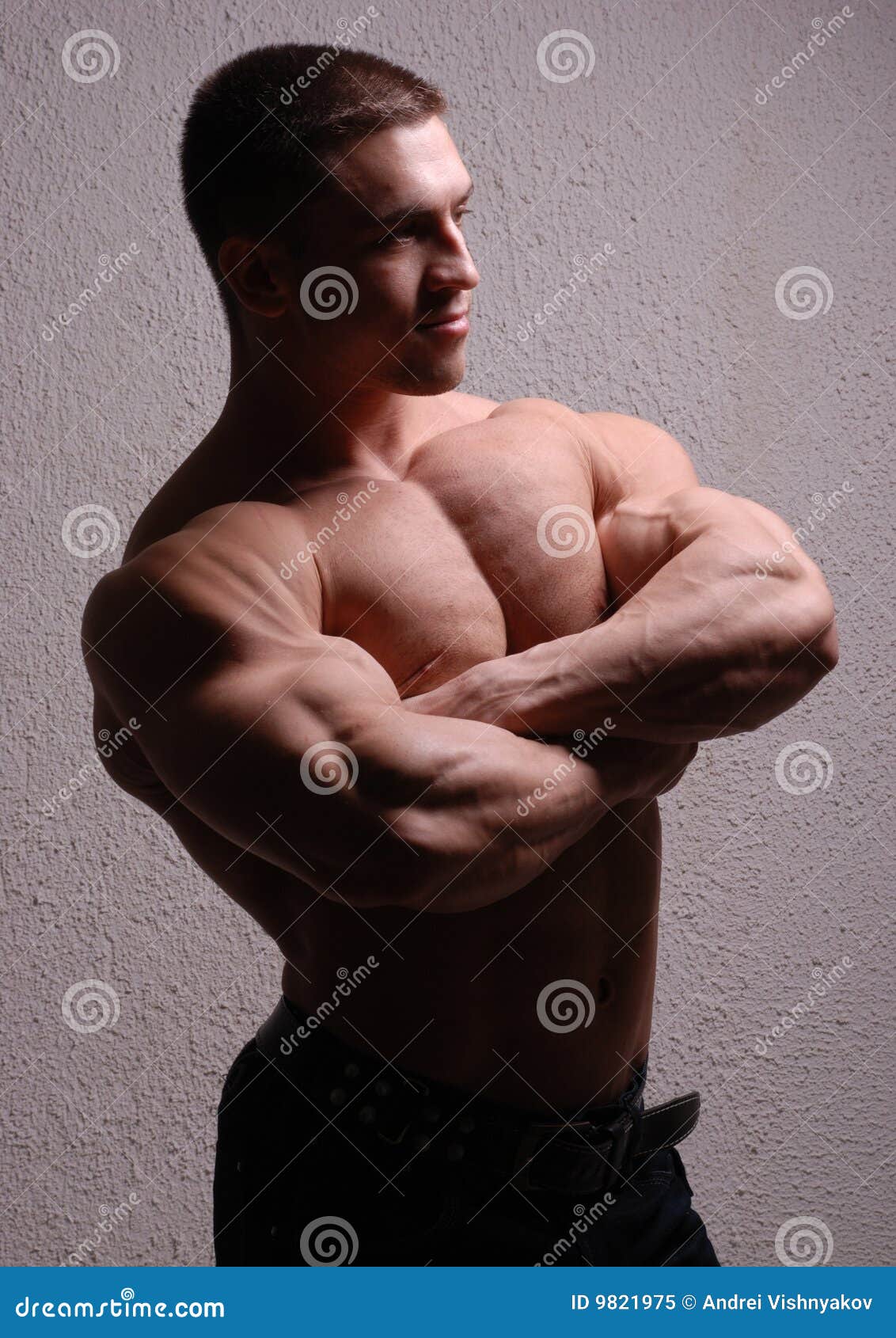 Giovane Bodybuilder Che Mostra I Muscoli Immagine Stock - Immagine di ...