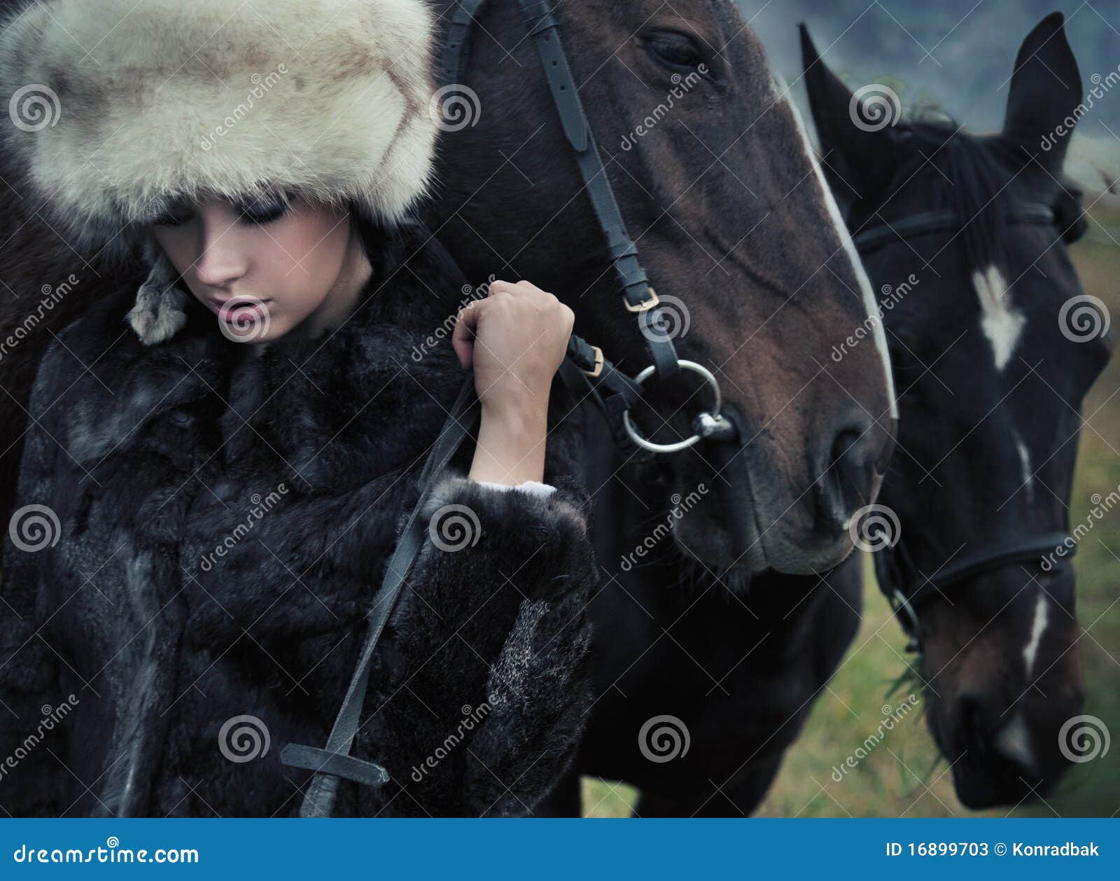 Giovane Brunette Nostalgico Immagine Stock - Immagine di corpo, calma ...