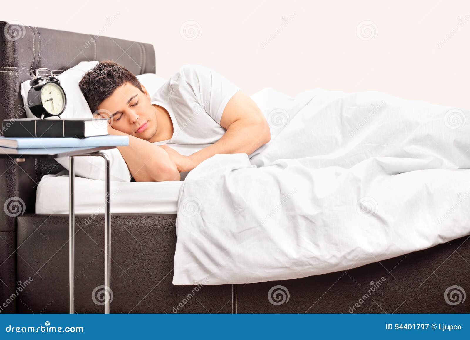 Giovane Che Dorme Su Un Letto Comodo Immagine Stock - Immagine di ...